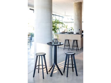 JOLLY High solid wood stool with footrest By SIPA