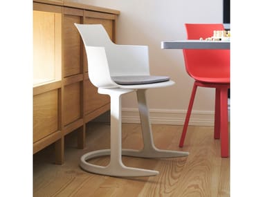 SOCIAL® TILT Rocking polypropylene chair with armrests By Varier Furniture
