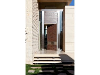 SYNUA | Corten™ entry door By OIKOS VENEZIA