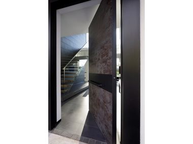 SYNUA | Corten™ entry door By OIKOS VENEZIA
