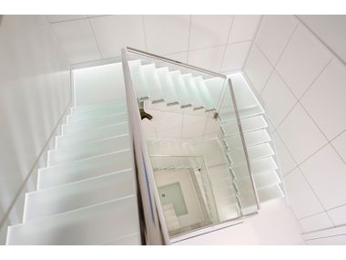 Scala a giorno in vetro con LED MISTRAL ST. MORITZ - Siller Treppen ...