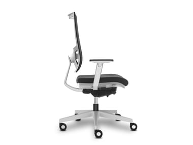 TEAM STRIKE Mesh office chair with 5-Spoke base with armrests By ...