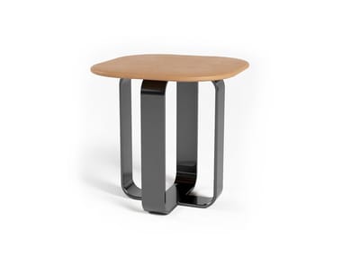 V211 | Leather coffee table Square leather coffee table By Aston Martin