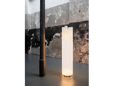 VERTICAL NEST Polycarbonate floor lamp By Tacchini | design Brian Thoreen
