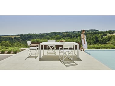 VICTOR Rectangular powder coated aluminium garden table By Varaschin