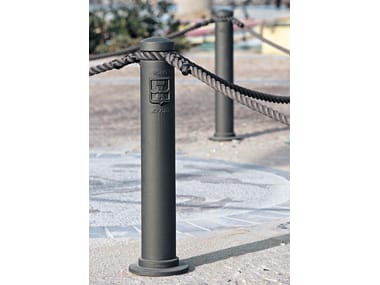 DHALIA Cast iron bollard post with chains By Neri