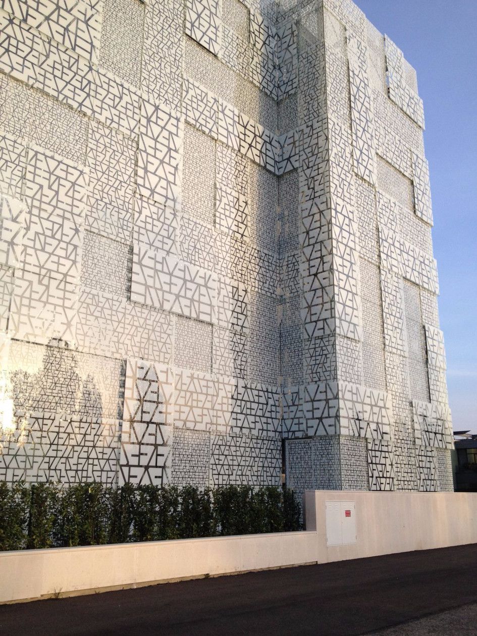 Sistema e profilo di ancoraggio per facciata in acciaio inox Sistema di ancoraggio per facciata ...