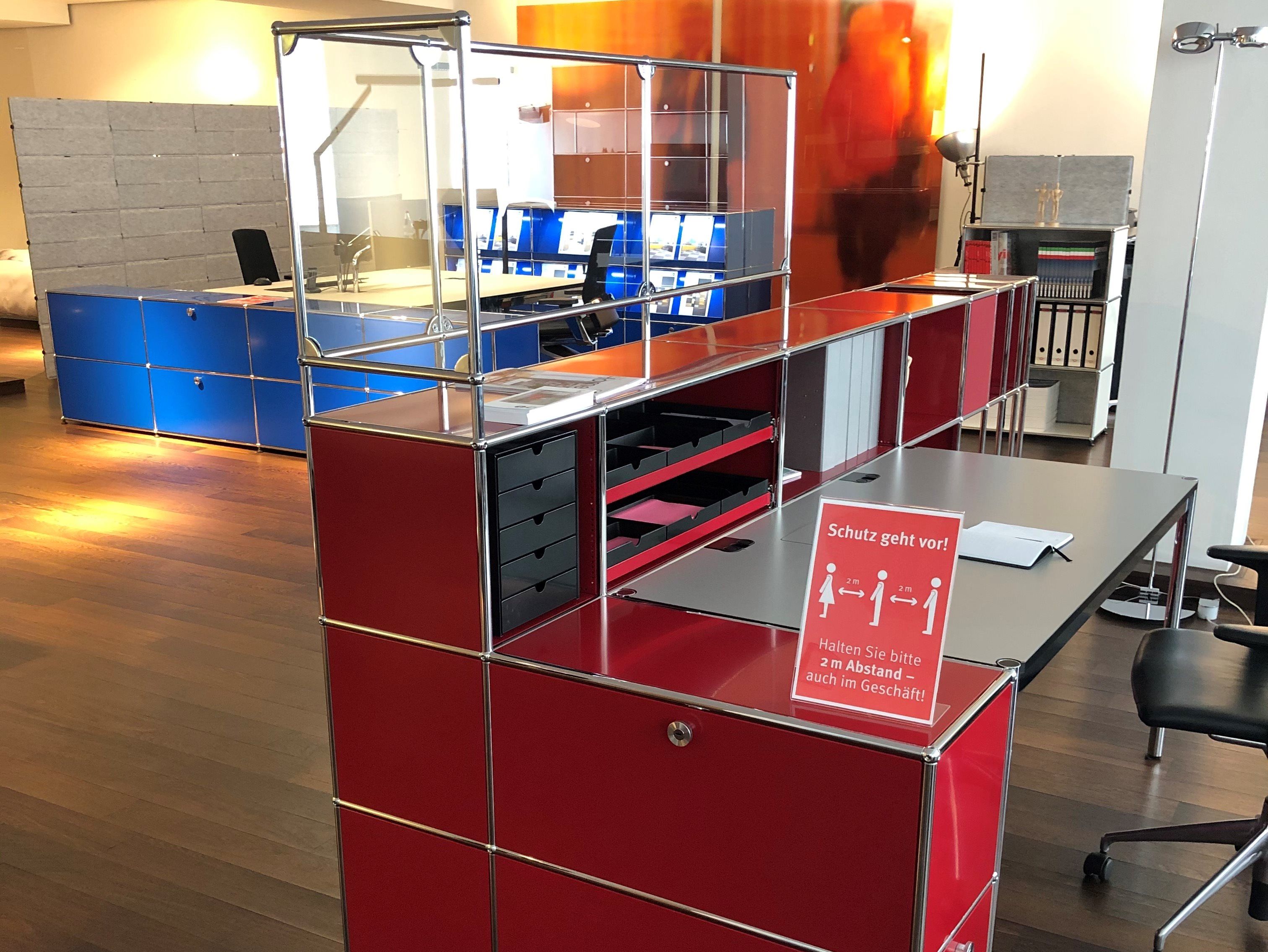 Modular reception station with a protection screen USM HALLER RUBY RED ...