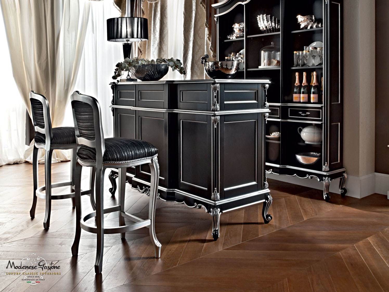 CASANOVA Solid wood bar cabinet By Modenese Luxury Interiors