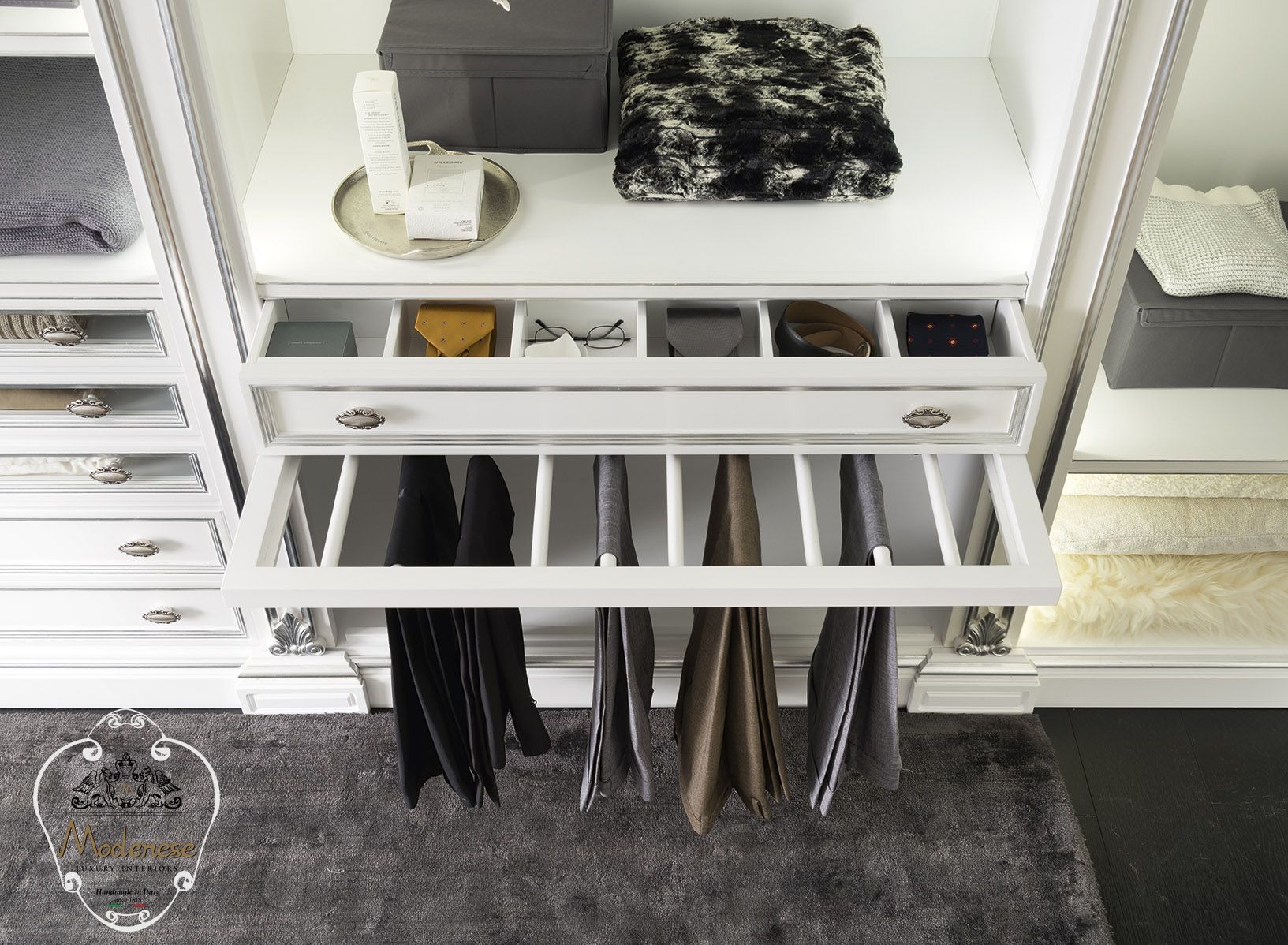 WALK-IN CLOSET Wooden walk-in wardrobe By Modenese Luxury Interiors