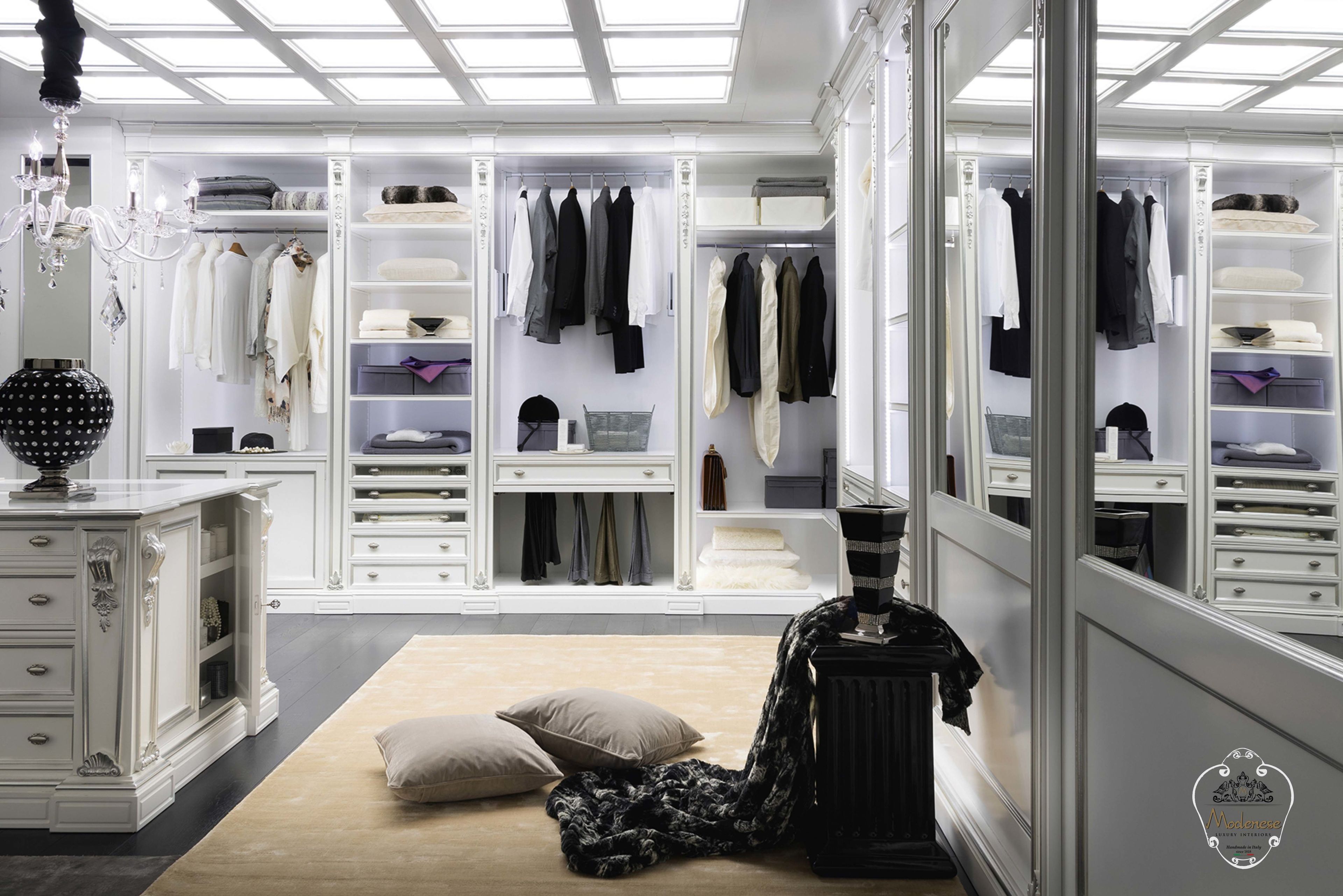 WALK-IN CLOSET Wooden walk-in wardrobe By Modenese Luxury Interiors