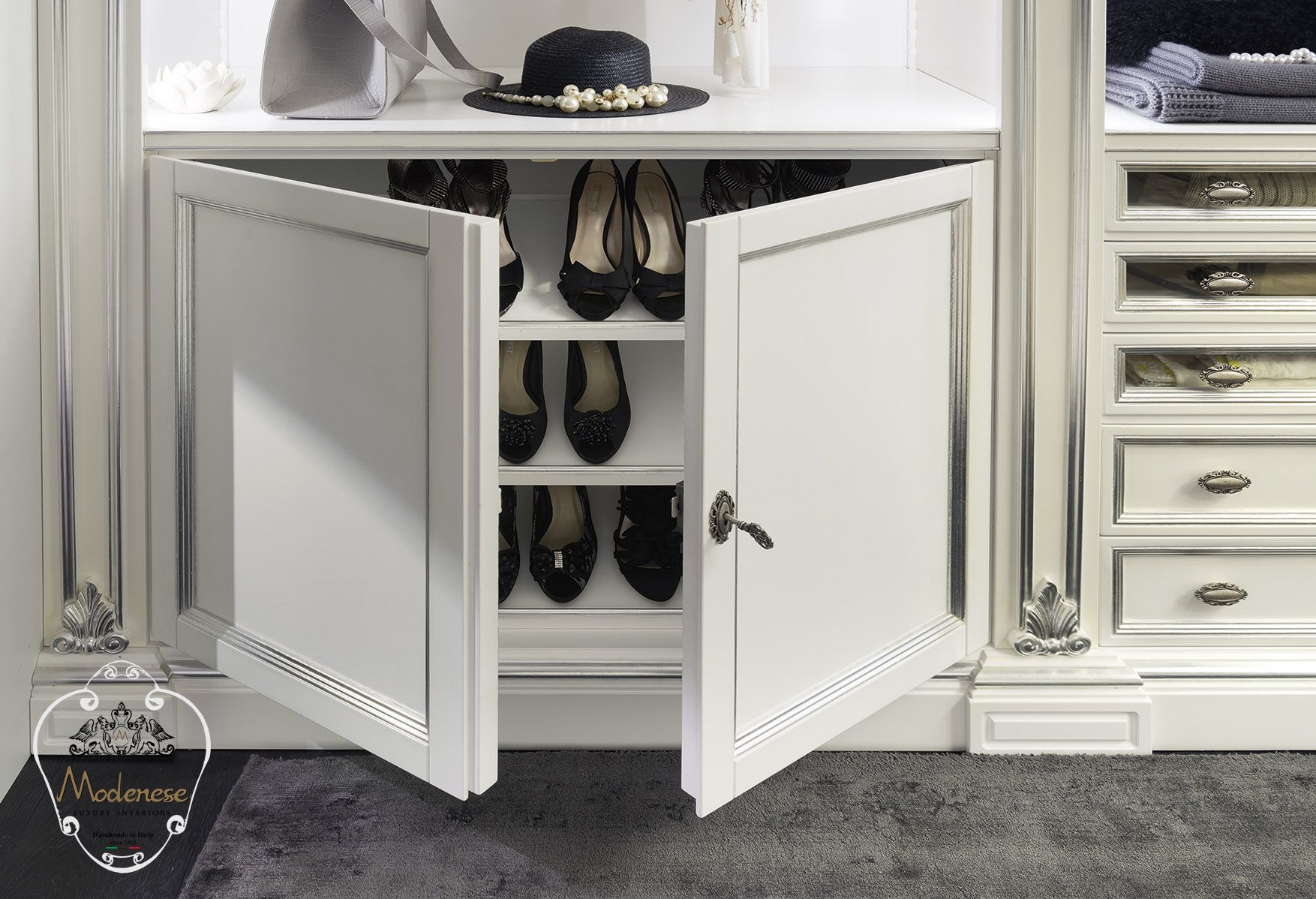 WALK-IN CLOSET Wooden walk-in wardrobe By Modenese Luxury Interiors