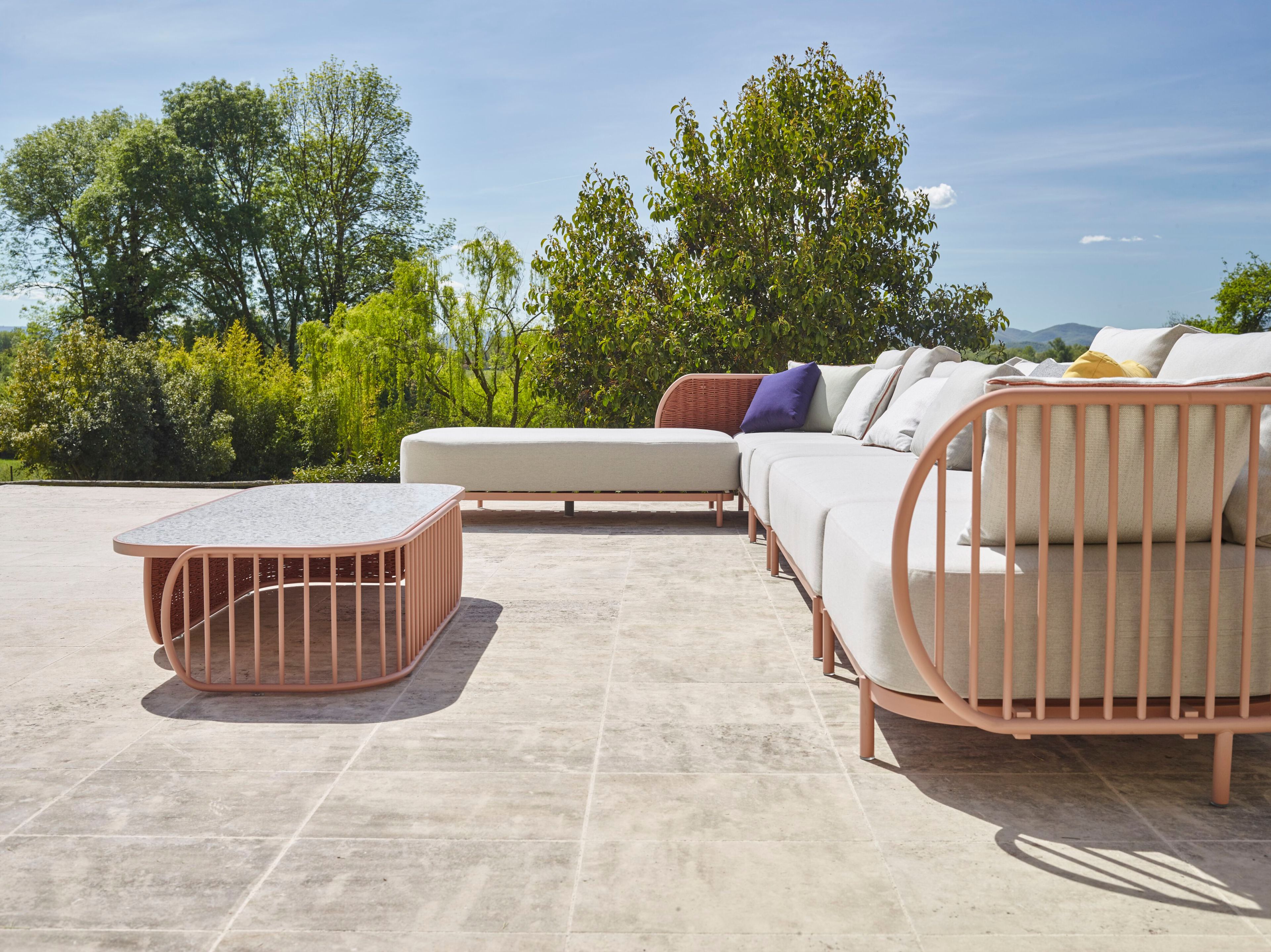 OVA Low aluminium garden side table By YAAZ | design angelettiruzza design