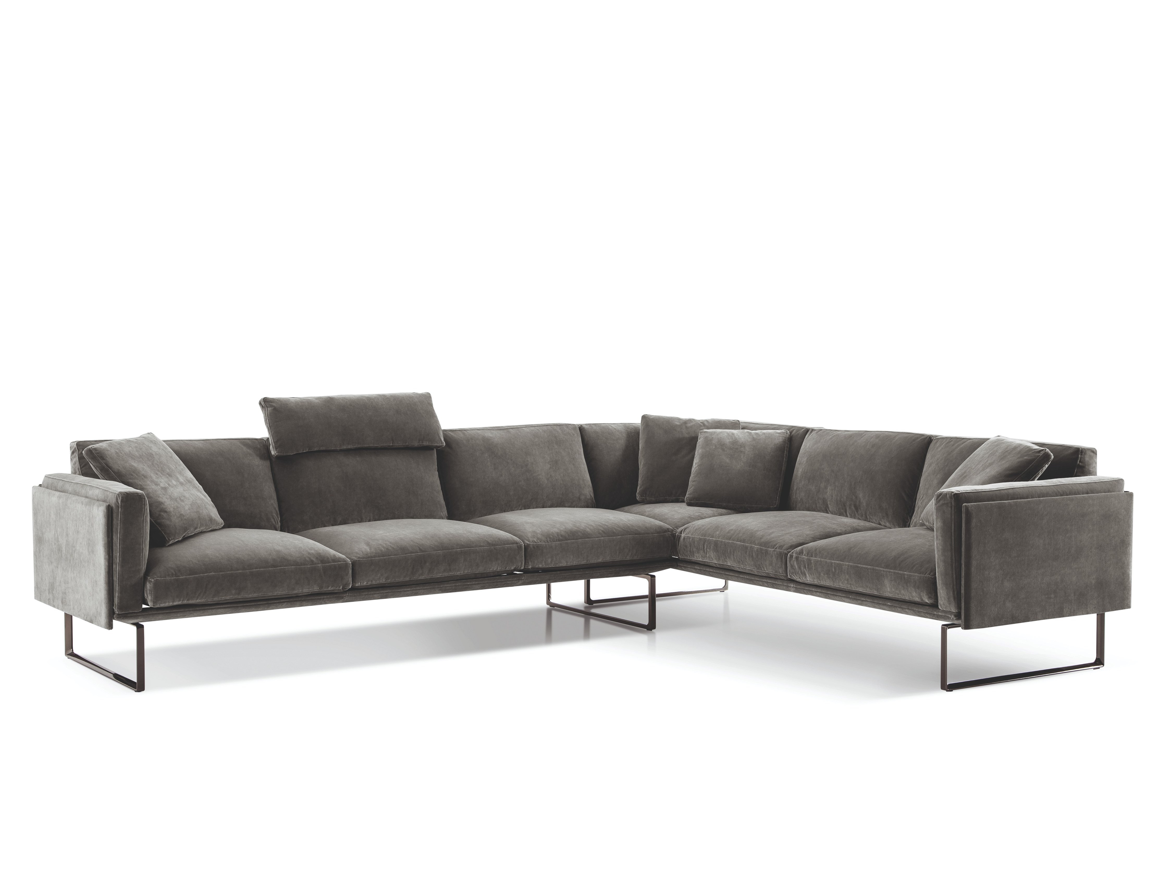 8 Divano in tessuto con penisola By Cassina | design Piero Lissoni