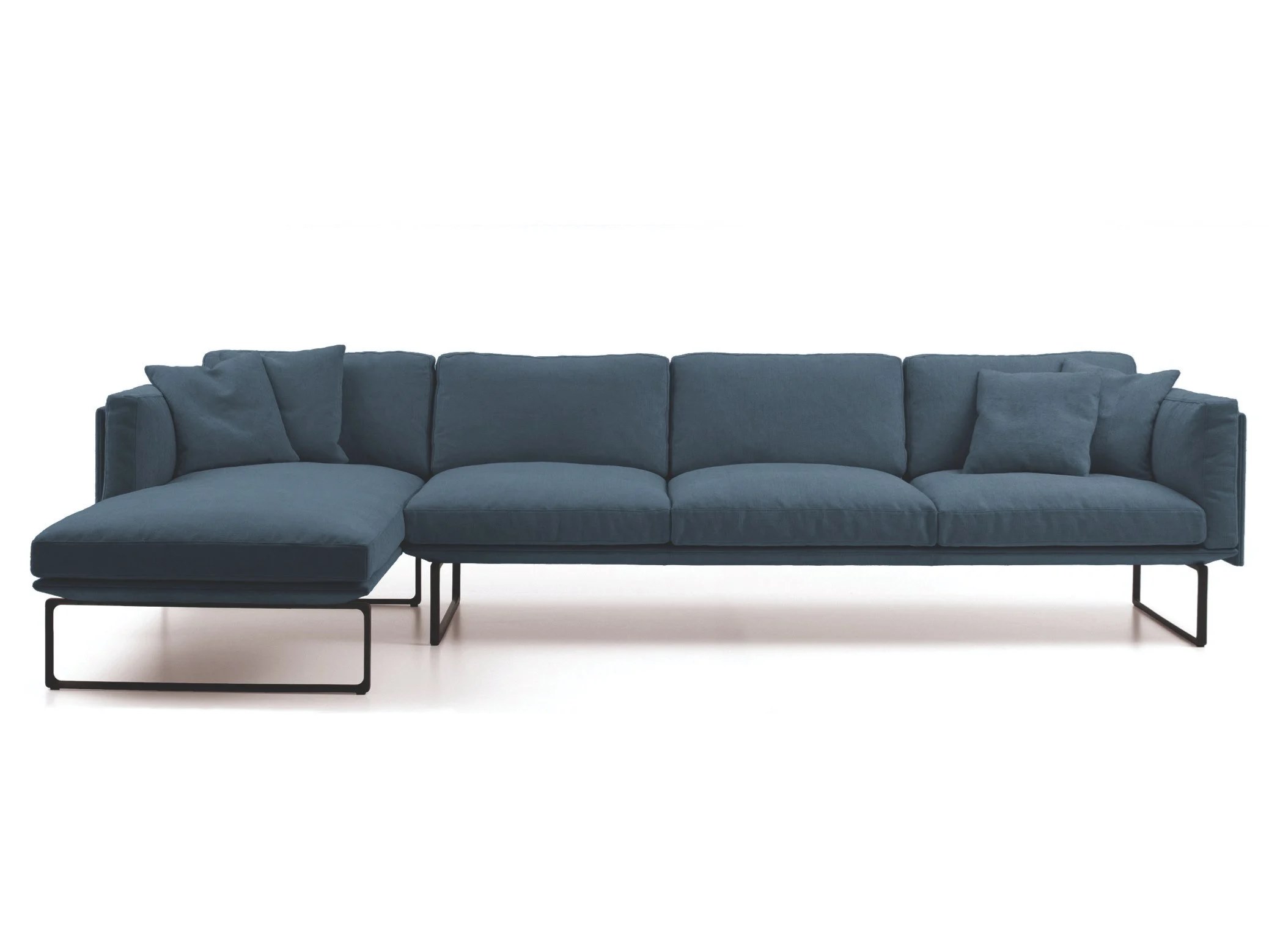 8 Divano in tessuto con penisola By Cassina | design Piero Lissoni