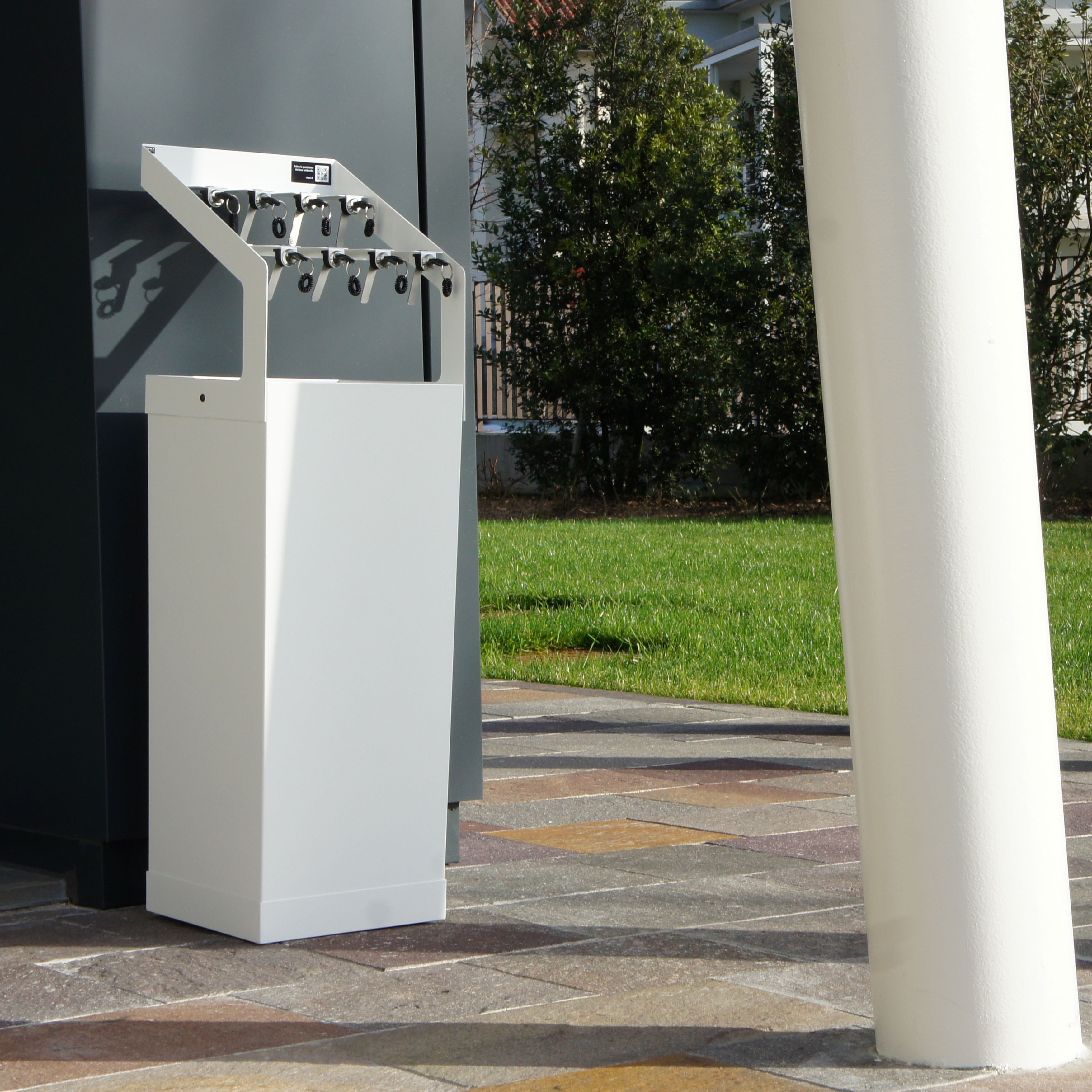 8 places umbrella stand Steel umbrella stand with lock By Riuni