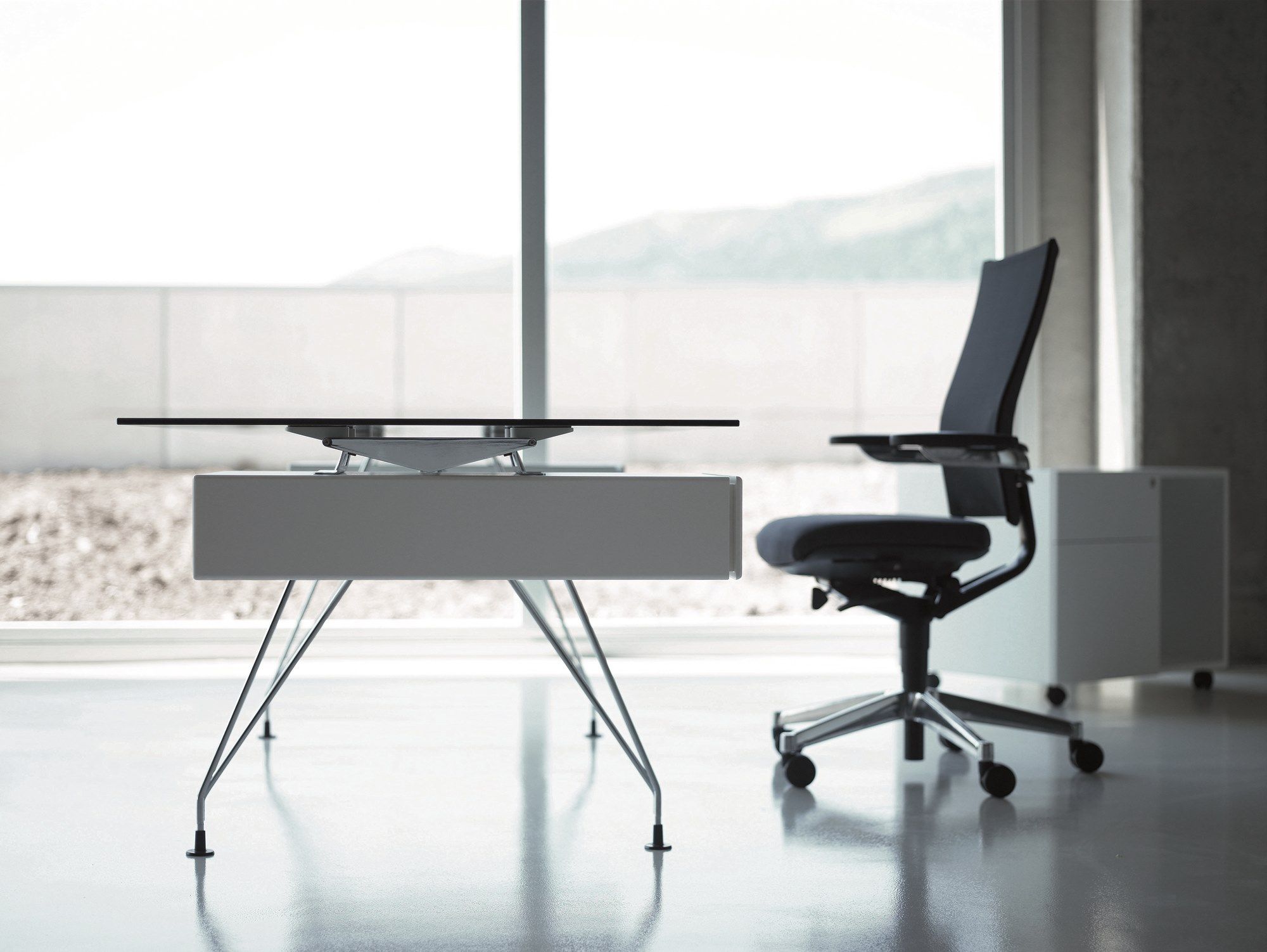 A1 DIRECTIONAL | Glass office desk By BK Contract design Gabriel Teixidó