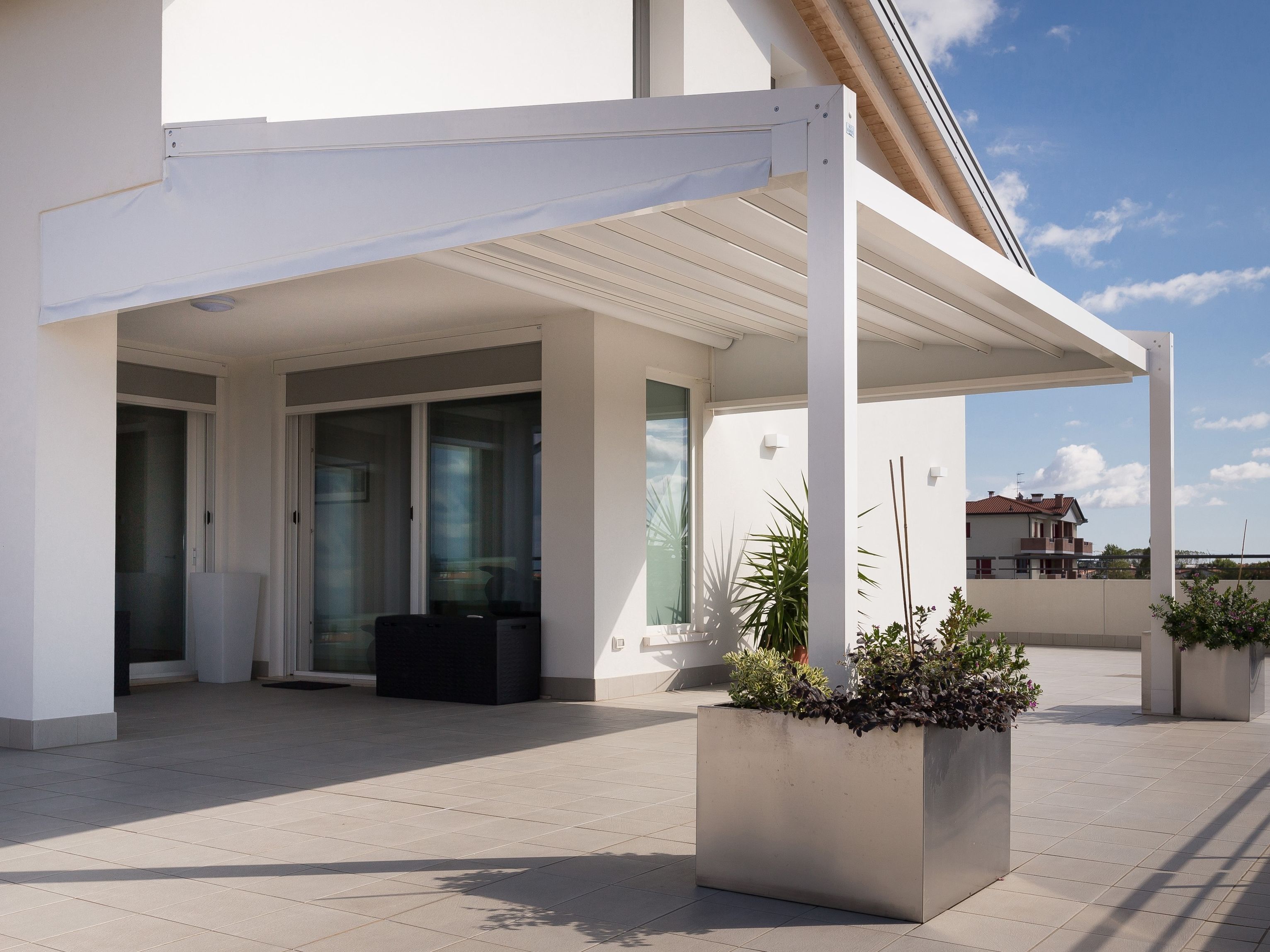 Freestanding motorized aluminium pergola with sliding cover A2 COMPACT ...