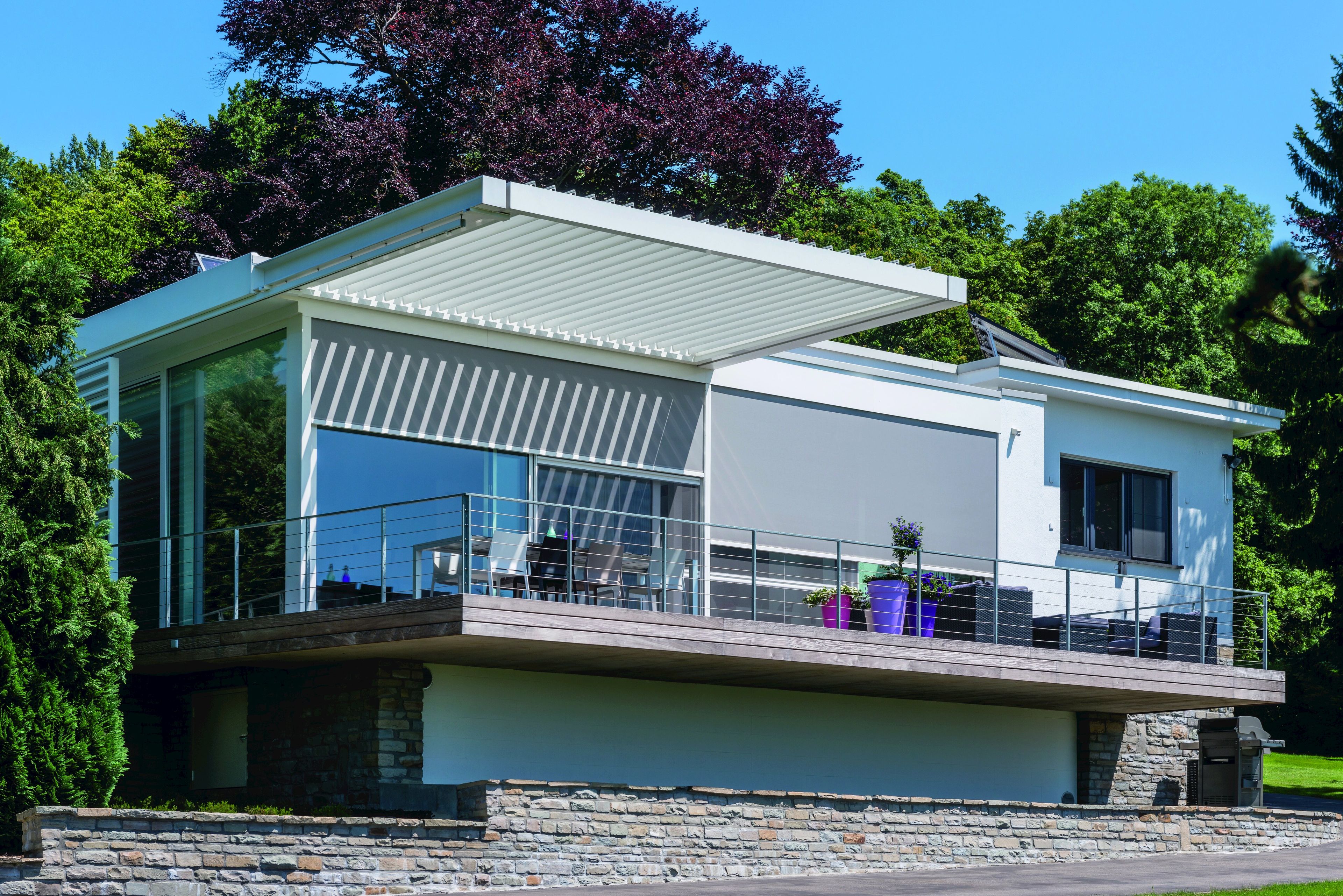 Motorized pergola with adjustable louvers AERO® By RENSON