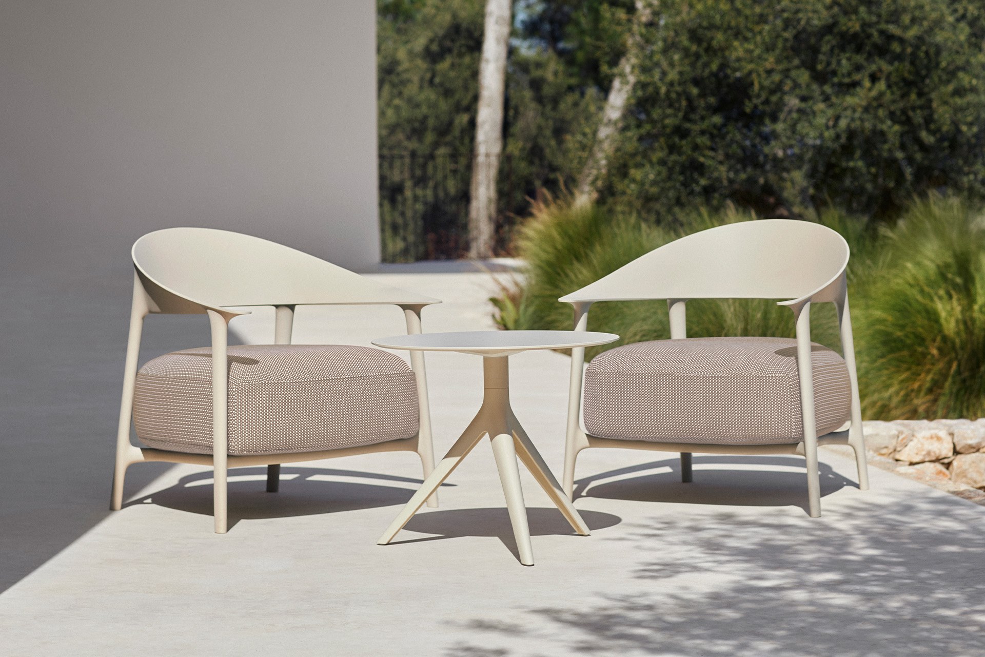 AFRICA Garden armchair with armrests By VONDOM