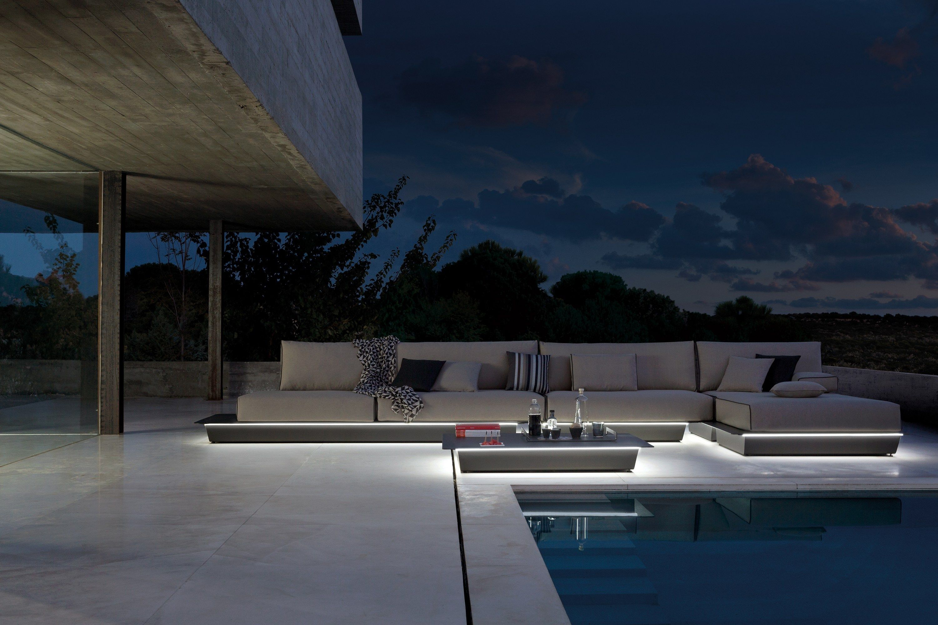 AIR | Modular sofa By MANUTTI design Koen Van Extergem