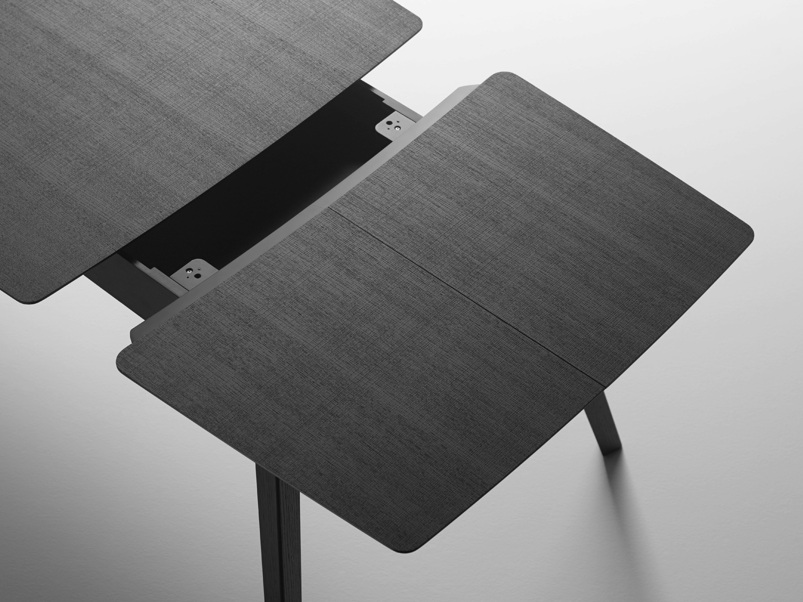 AISE 桌子 By TREKU | design Ibon Arrizabalaga