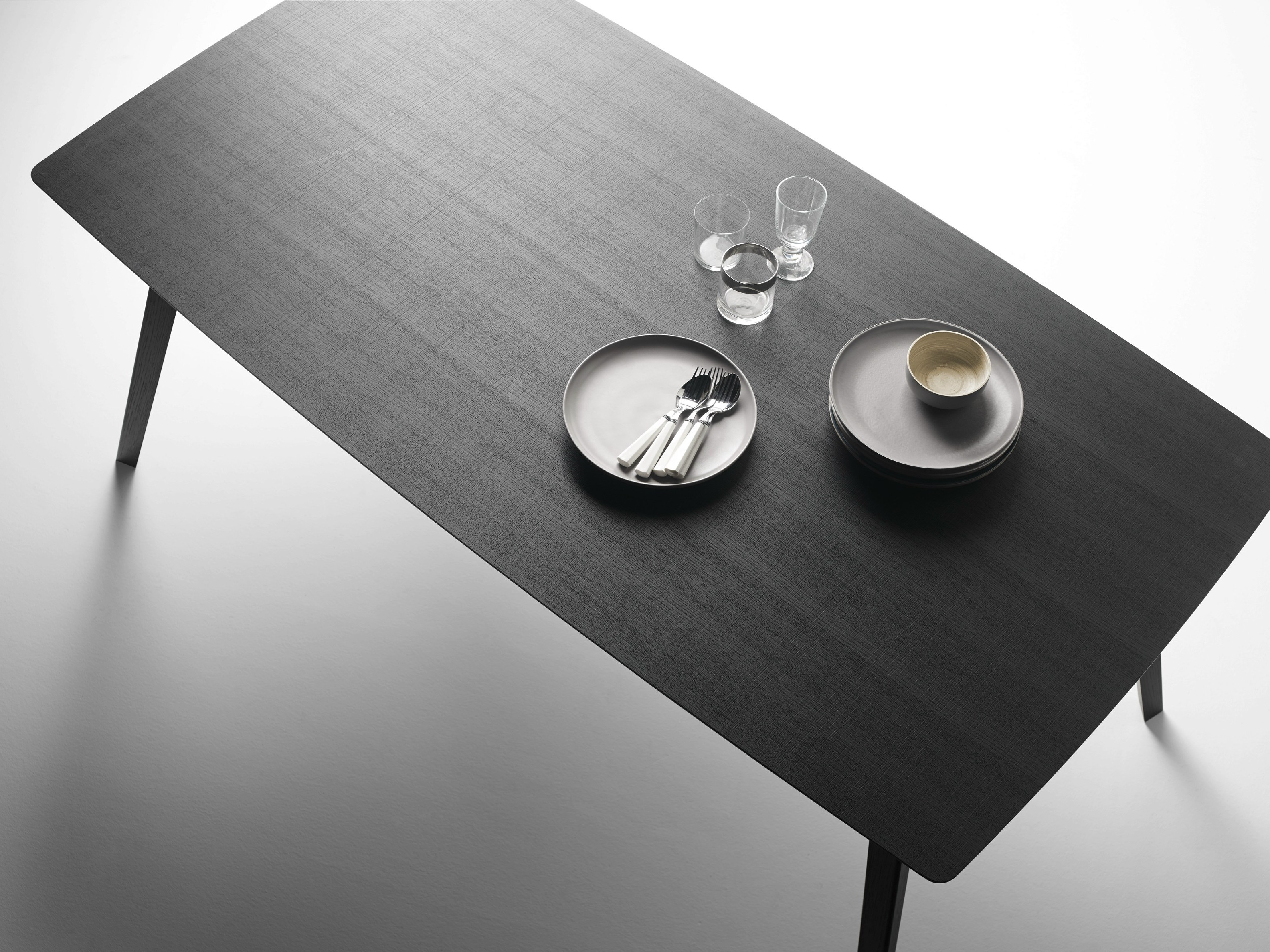 AISE 桌子 By TREKU | design Ibon Arrizabalaga