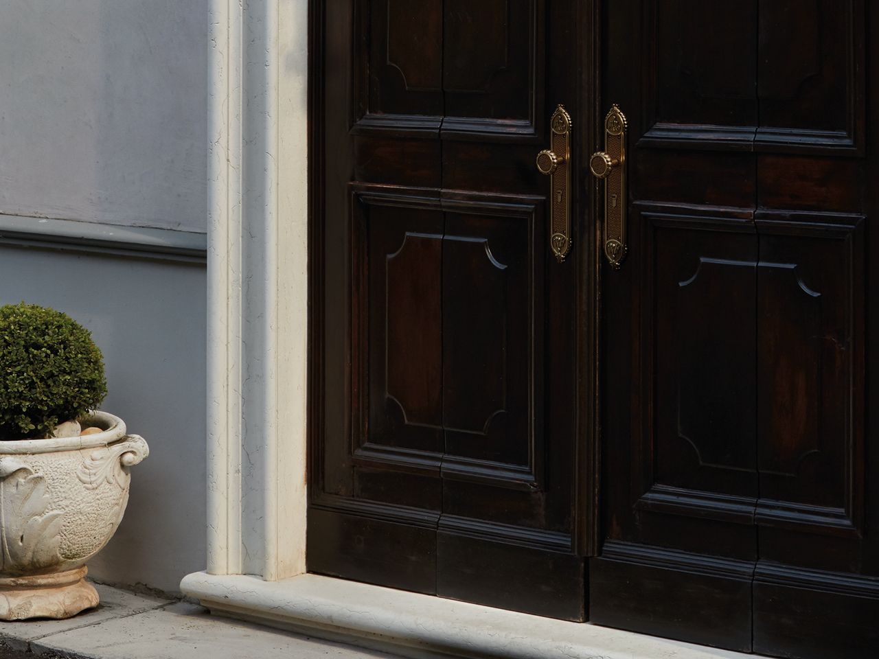 AISHA Brass door knob on back plate By LINEA CALI'