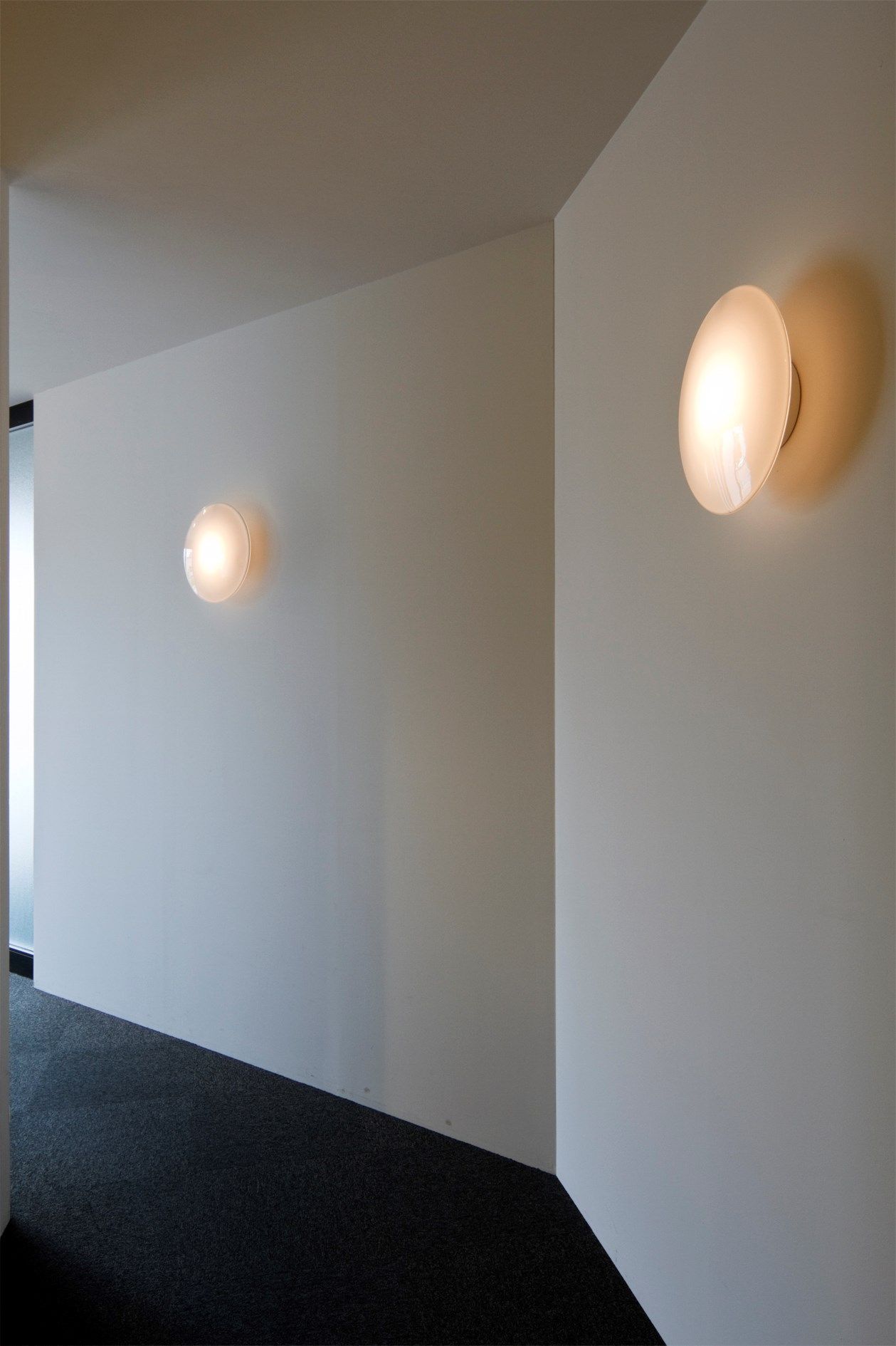 AJ EKLIPTA | Wall light By Louis Poulsen design Arne Jacobsen