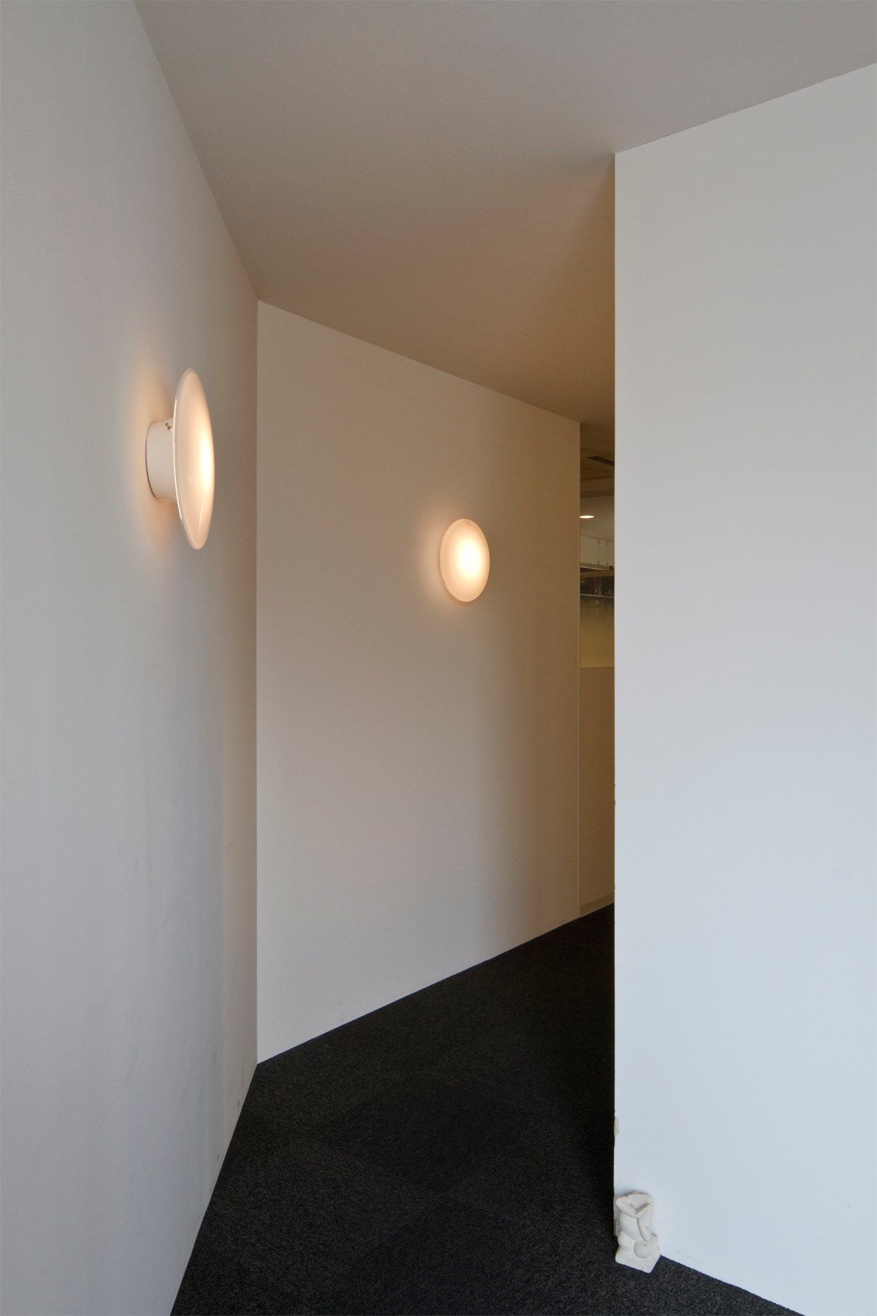 AJ EKLIPTA | Wall light By Louis Poulsen design Arne Jacobsen