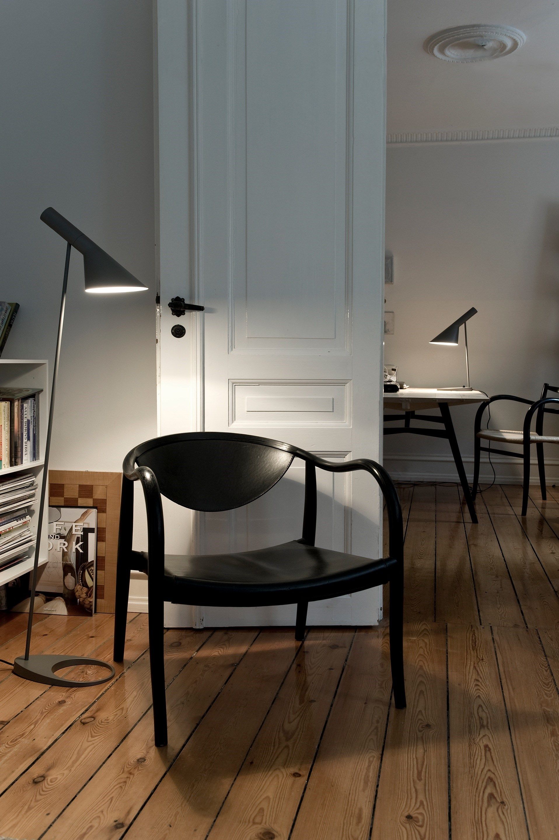 AJ | Floor lamp By Louis Poulsen design Arne Jacobsen