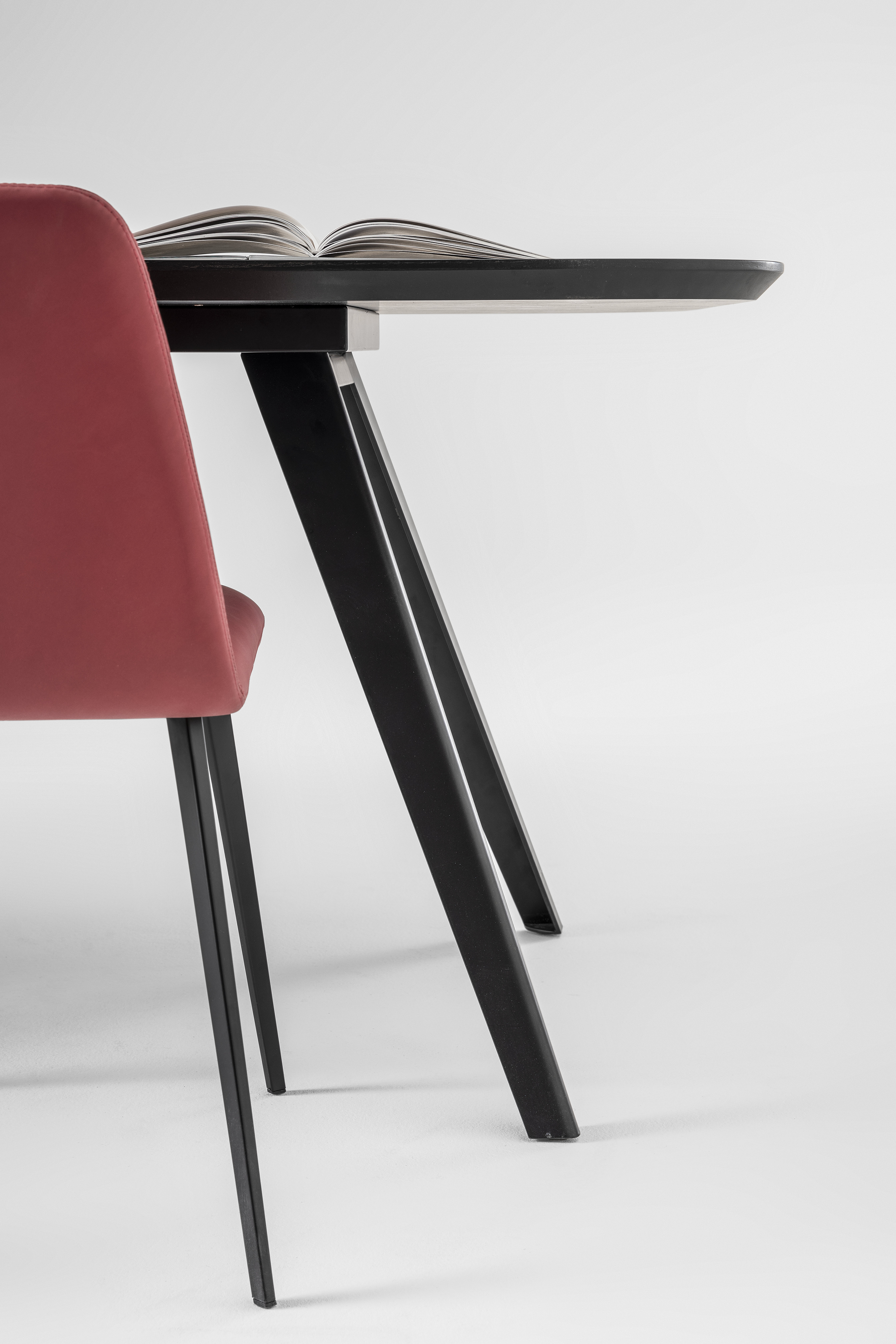 AKY MET | Dining table By TrabA' design Emilio Nanni