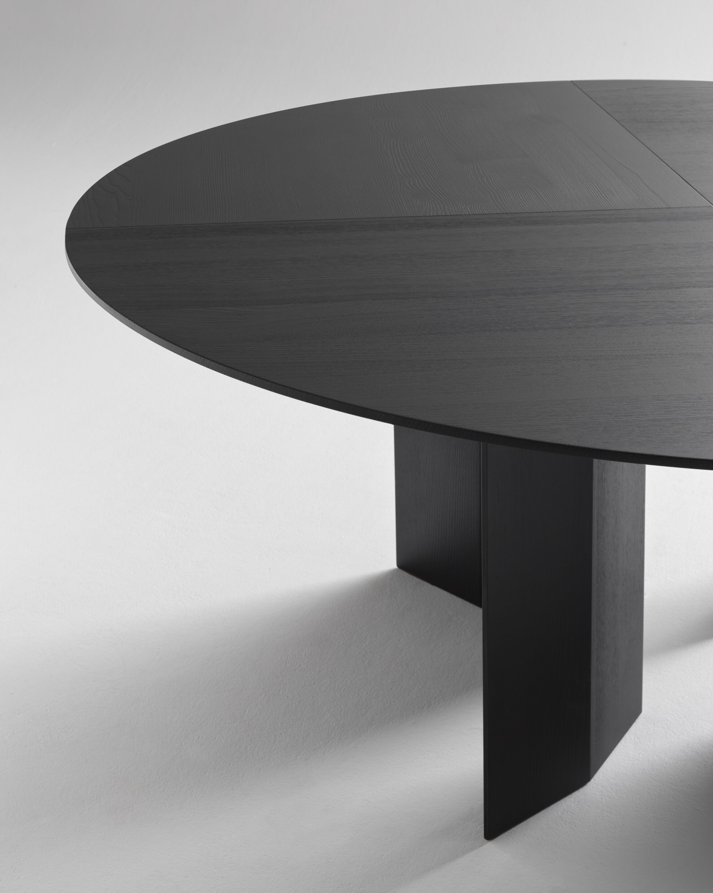 PRAIA ROUND Round wooden table By ALBEDO