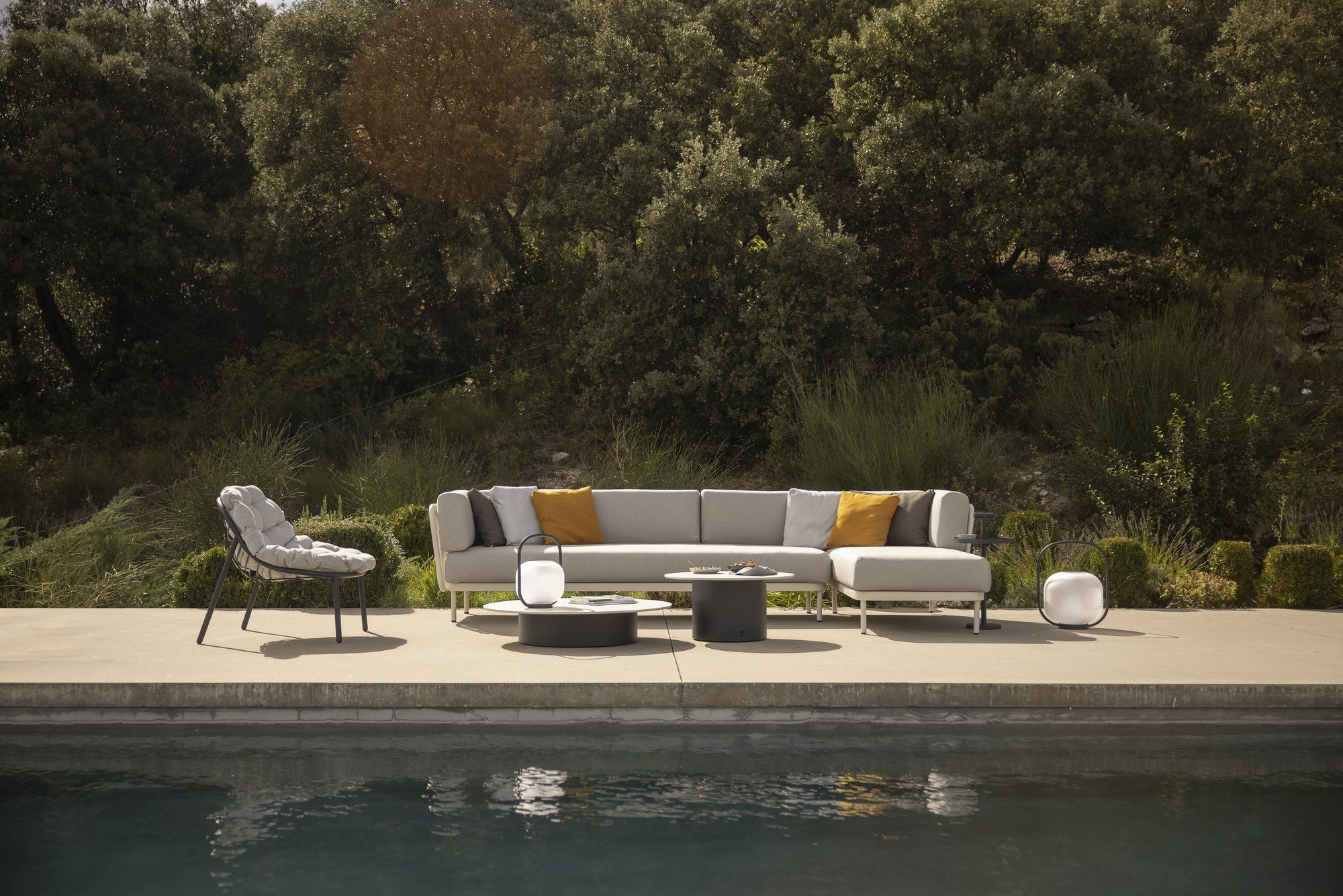 ALBUS Round stainless steel coffee table By Todus | design Studio Segers