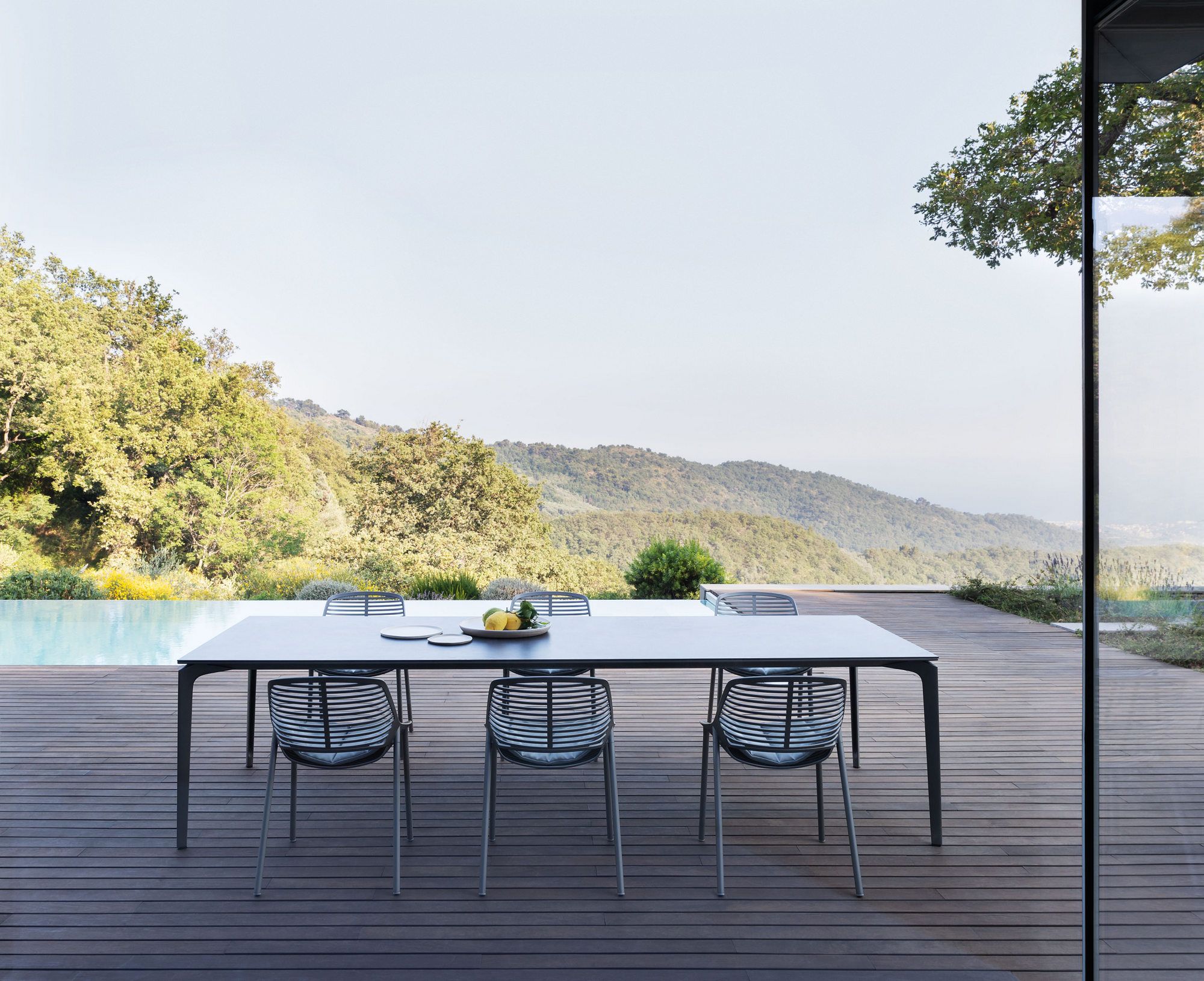 ALLSIZE Table de jardin carrée en grès cérame By FAST | design Alberto Lievore