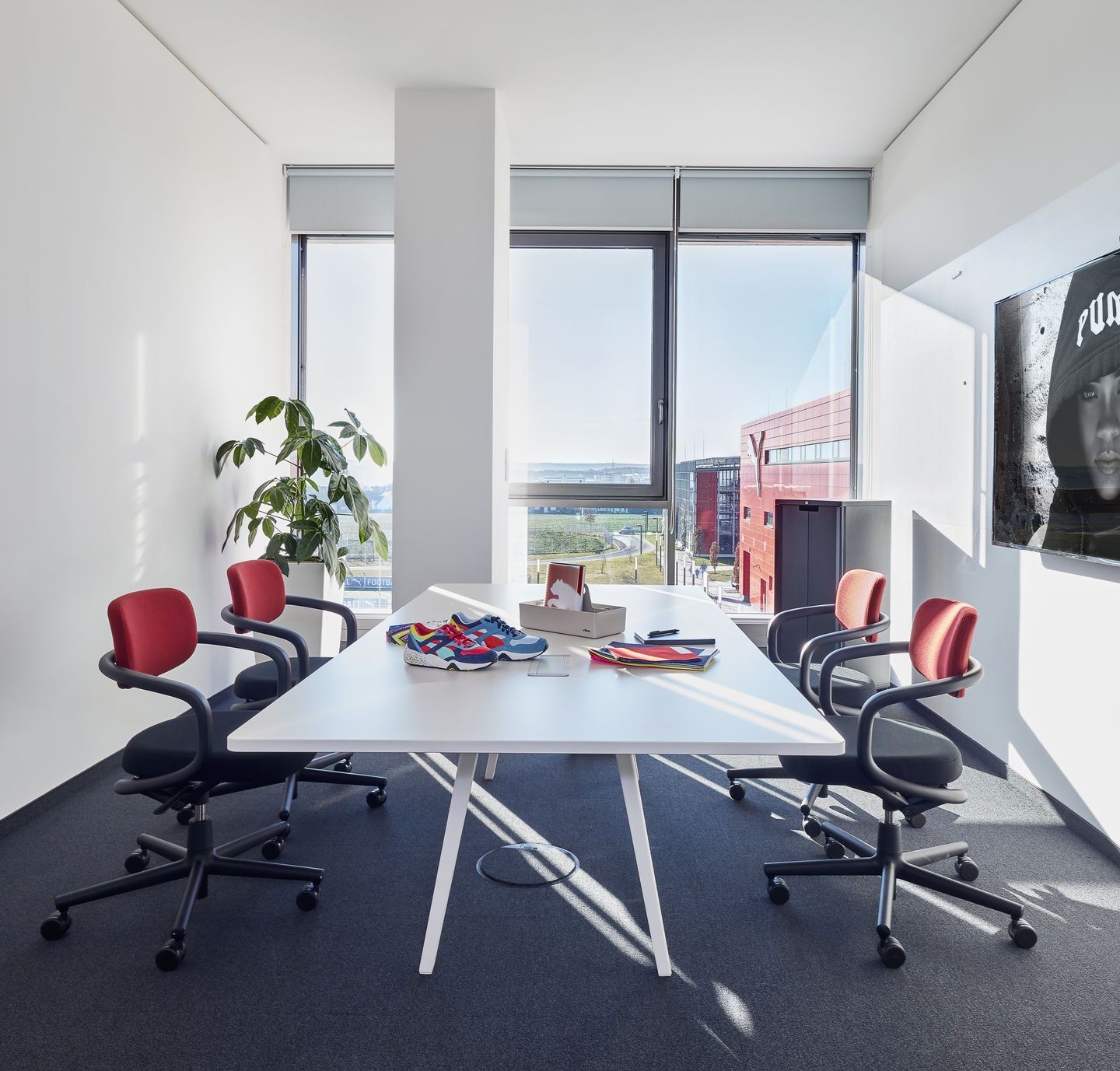 ALUMINIUM CHAIR EA 104 Swivel fabric chair with 4-spoke base with ...