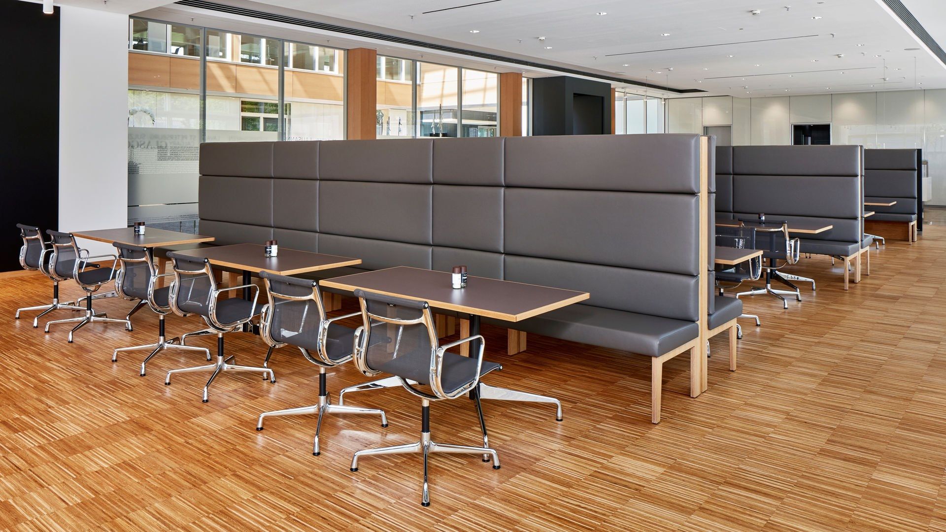 ALUMINIUM CHAIR EA 105 Sedia a 4 razze in tessuto By Vitra | design ...