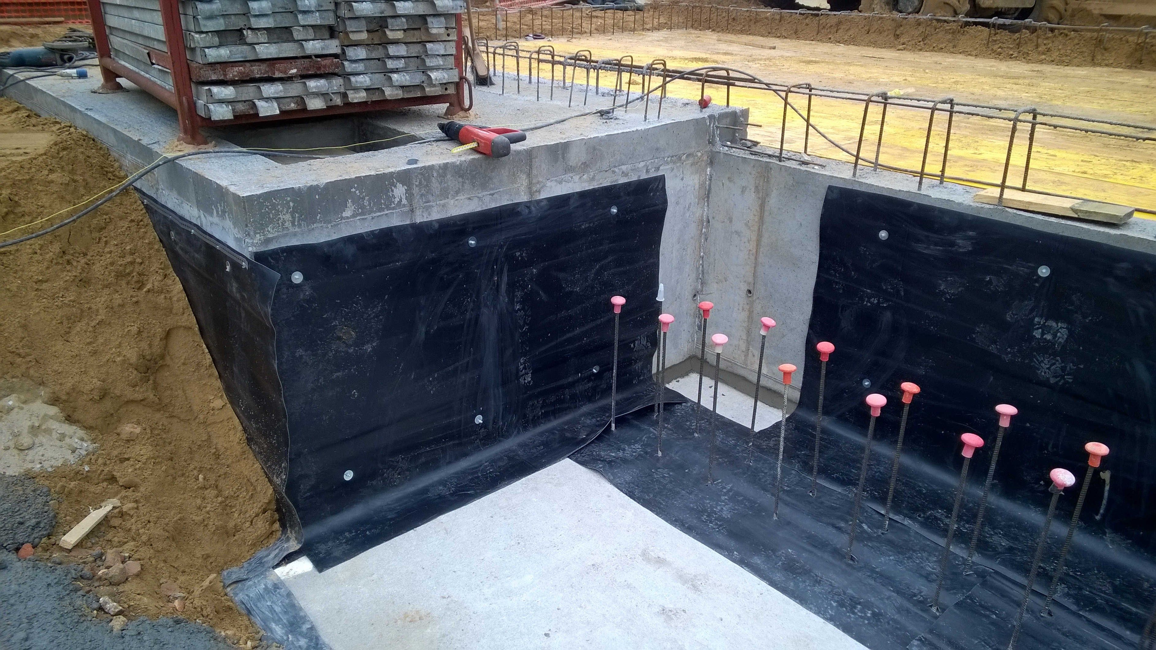 Earth retaining wall drainange and protection system AMPHIBIA By Volteco