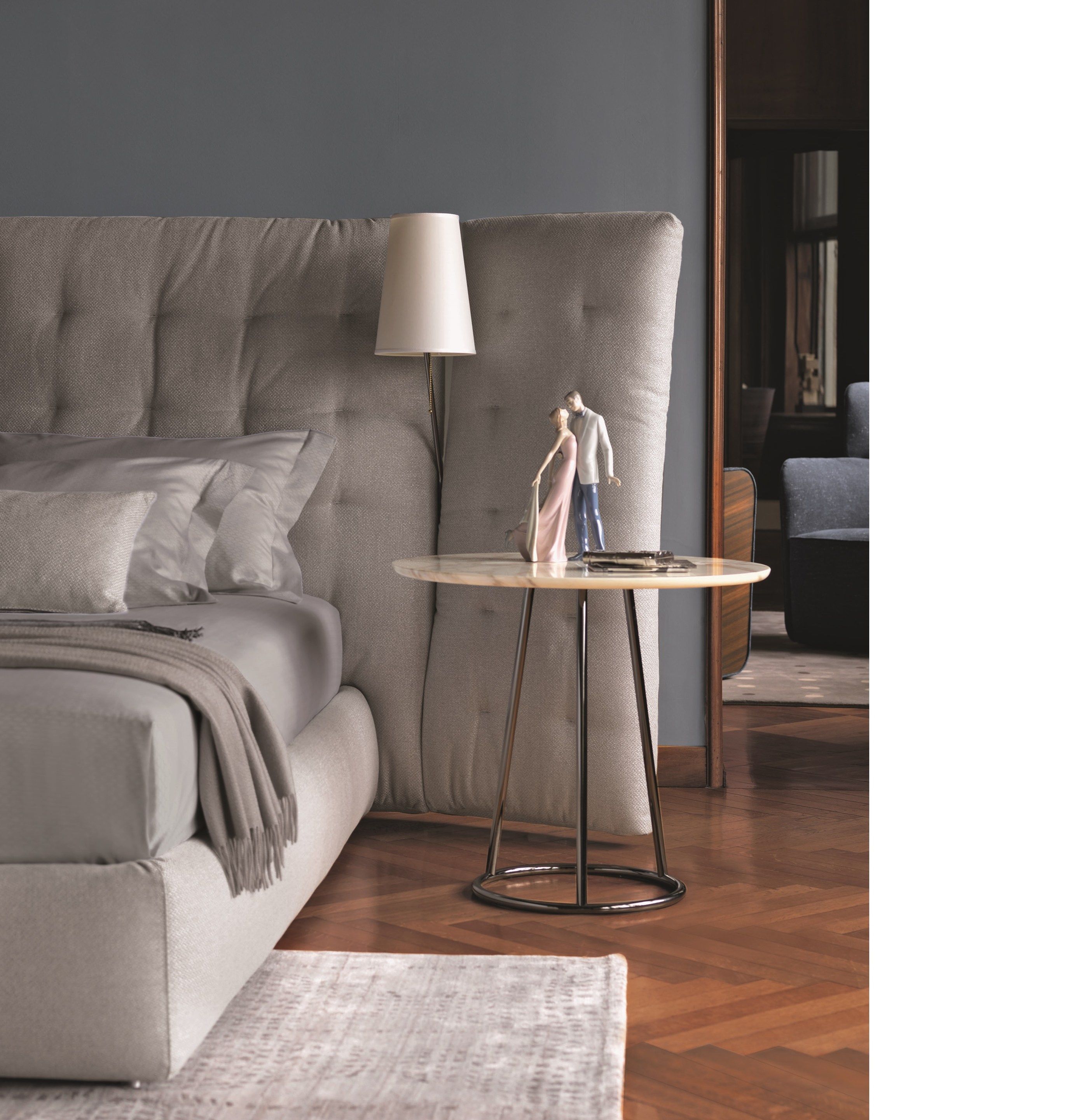 ANGLE PARAVENTO Bed with high headboard By Flou