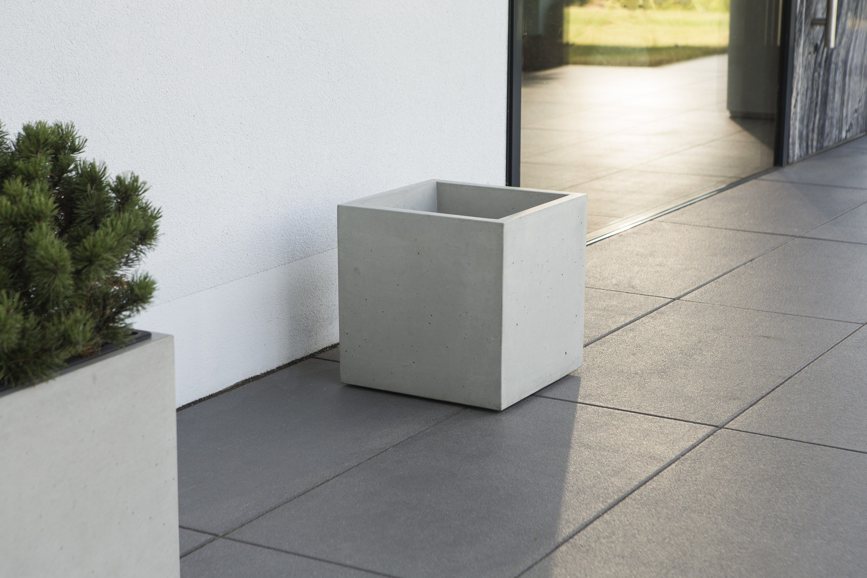 Square concrete planter ANGULUS SATIO MAGNO By CO33