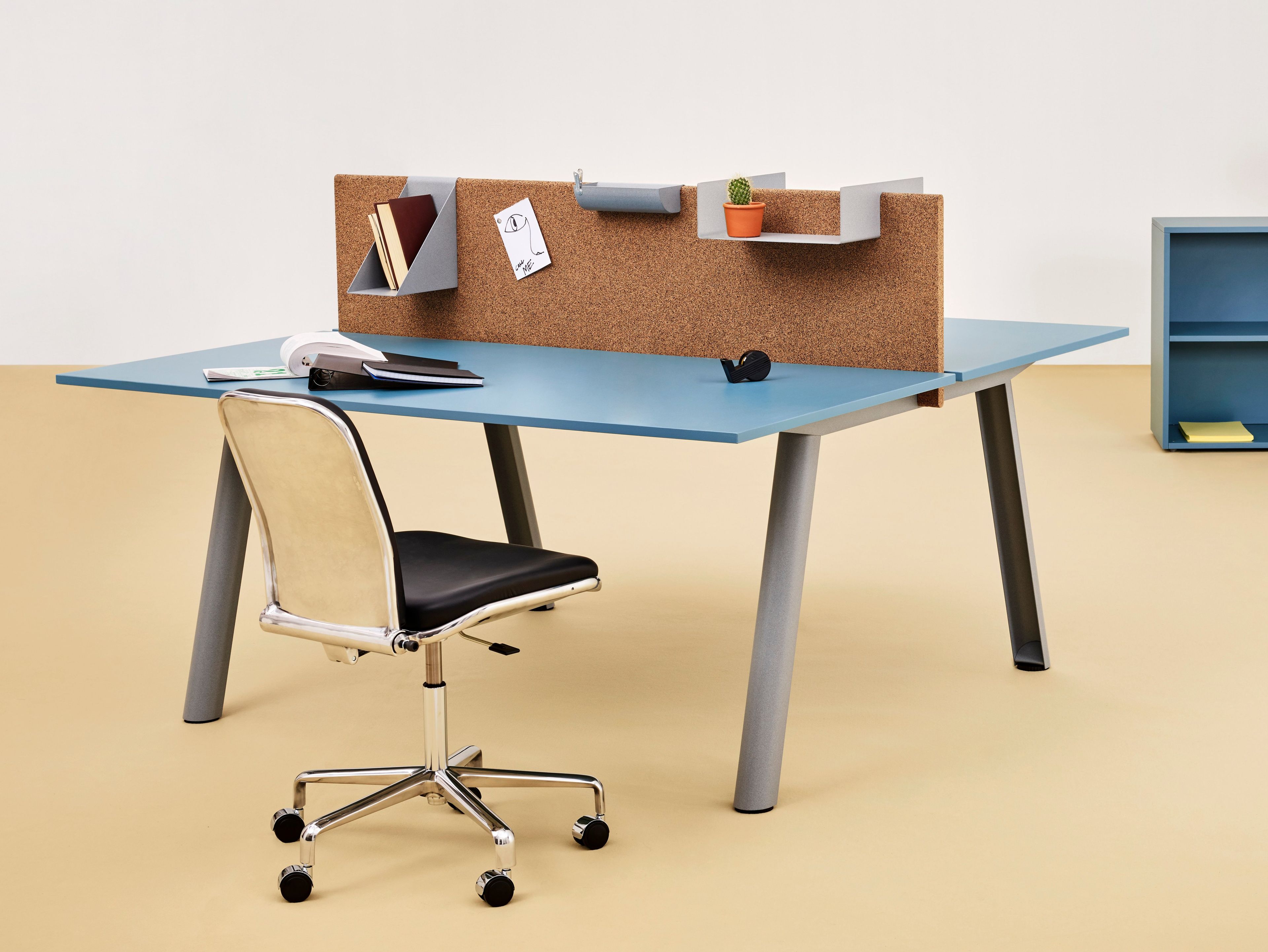 APOLLO | Office desk with overbridge By Manerba design Shane Schneck
