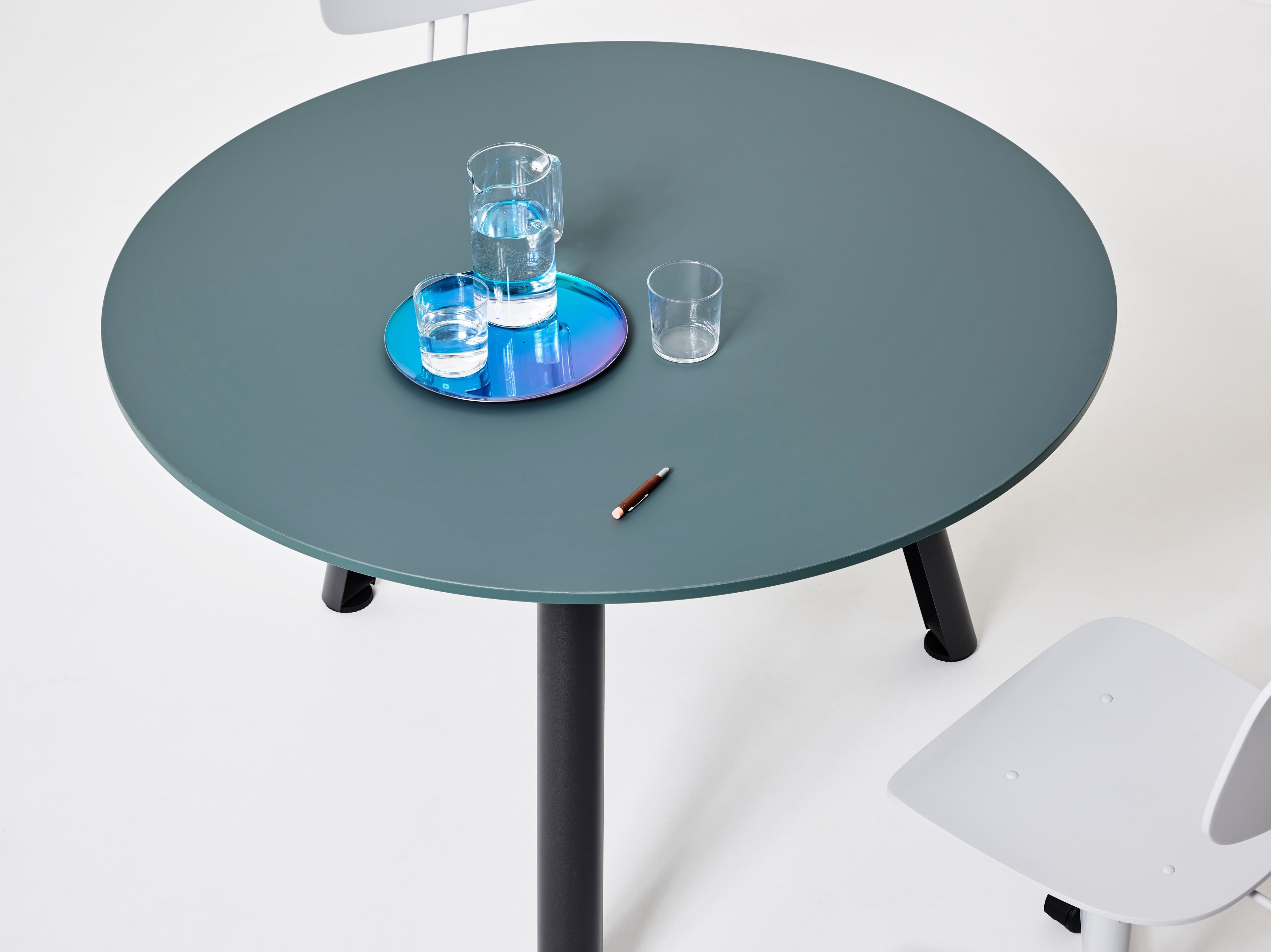 APOLLO | Round office desk By Manerba design Shane Schneck
