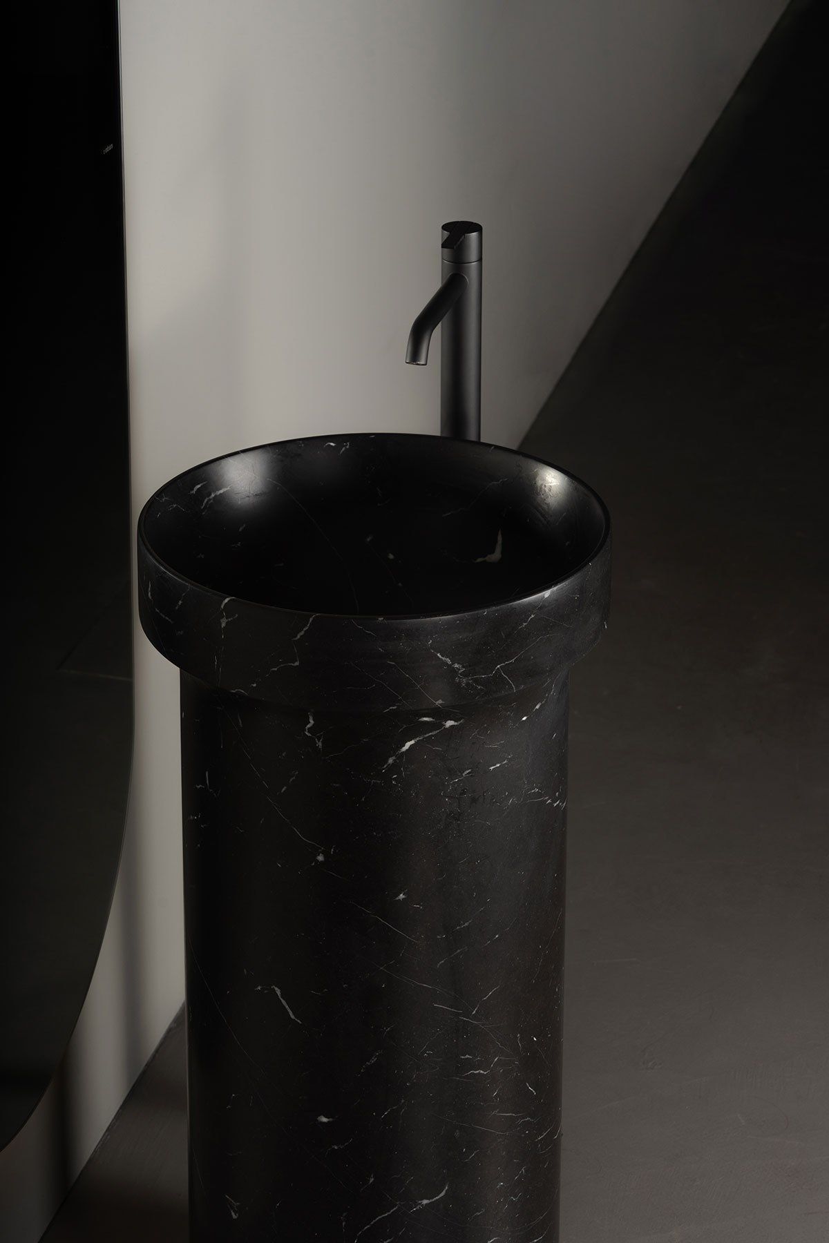 ARC Freestanding round Nero Marquina marble washbasin By INBANI ...