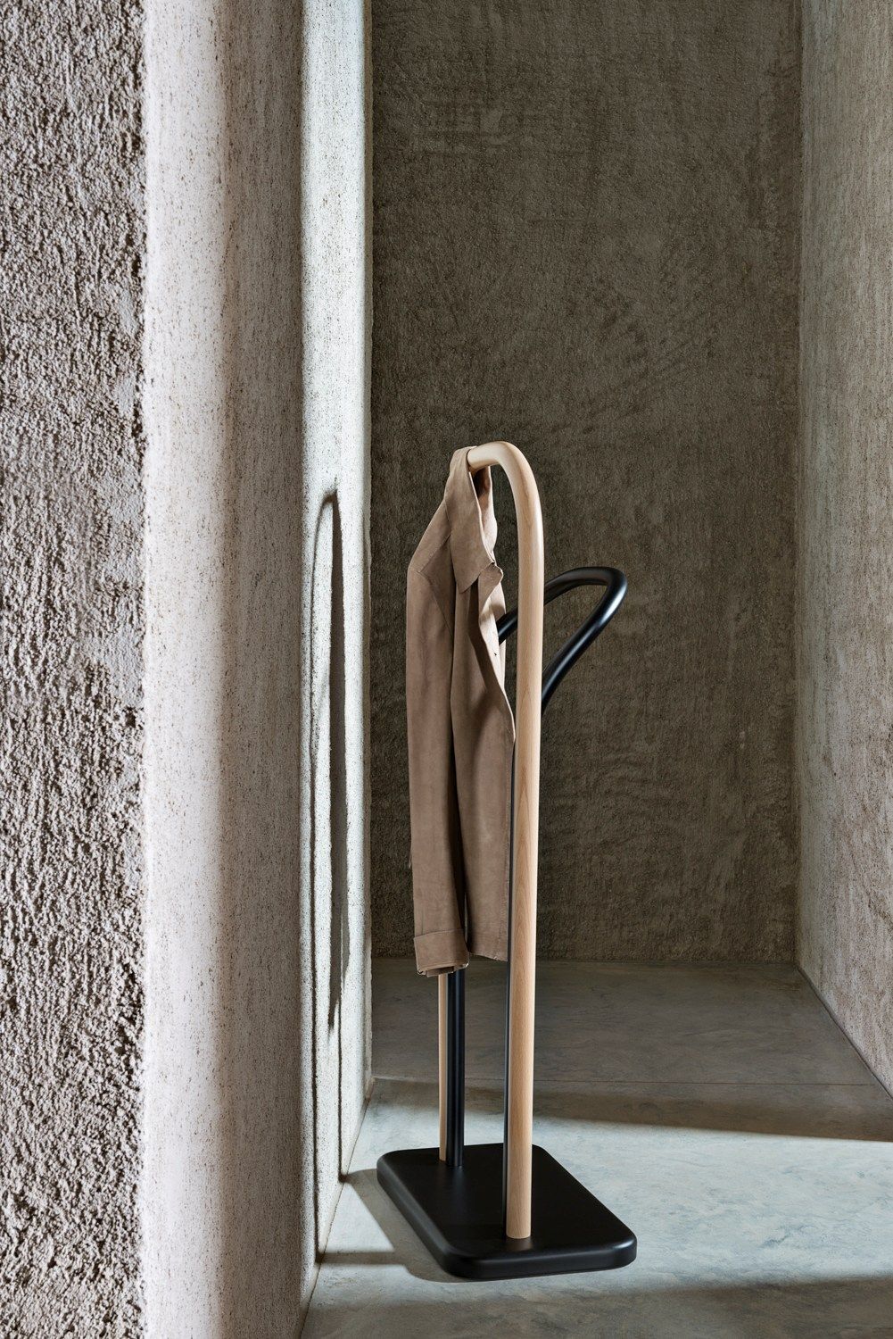 Wooden valet stand ARCH CLOTHES VALET By Wiener GTV Design design FRONT