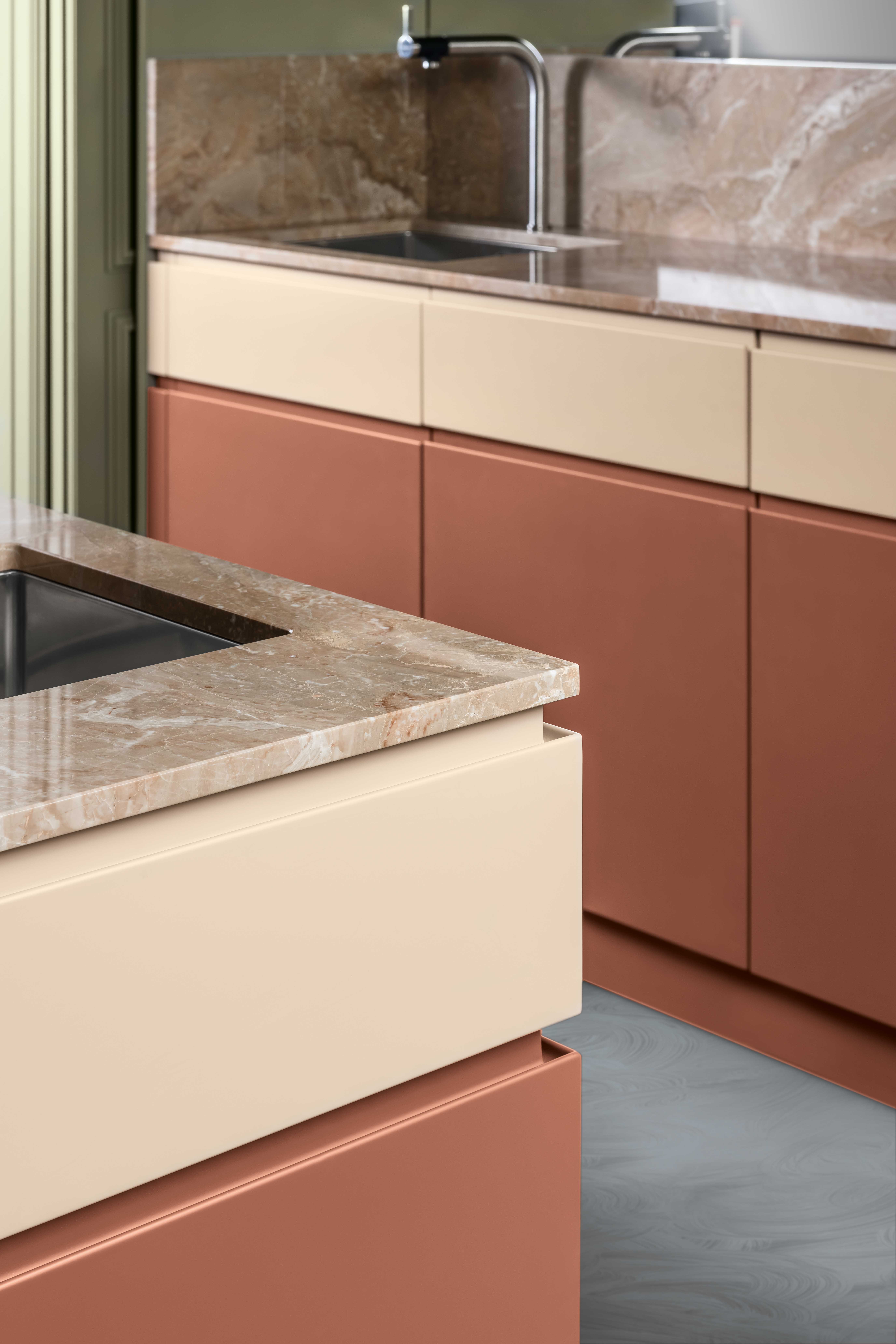ARCHETIPO Kitchen with island By L'Ottocento | design makethatstudio