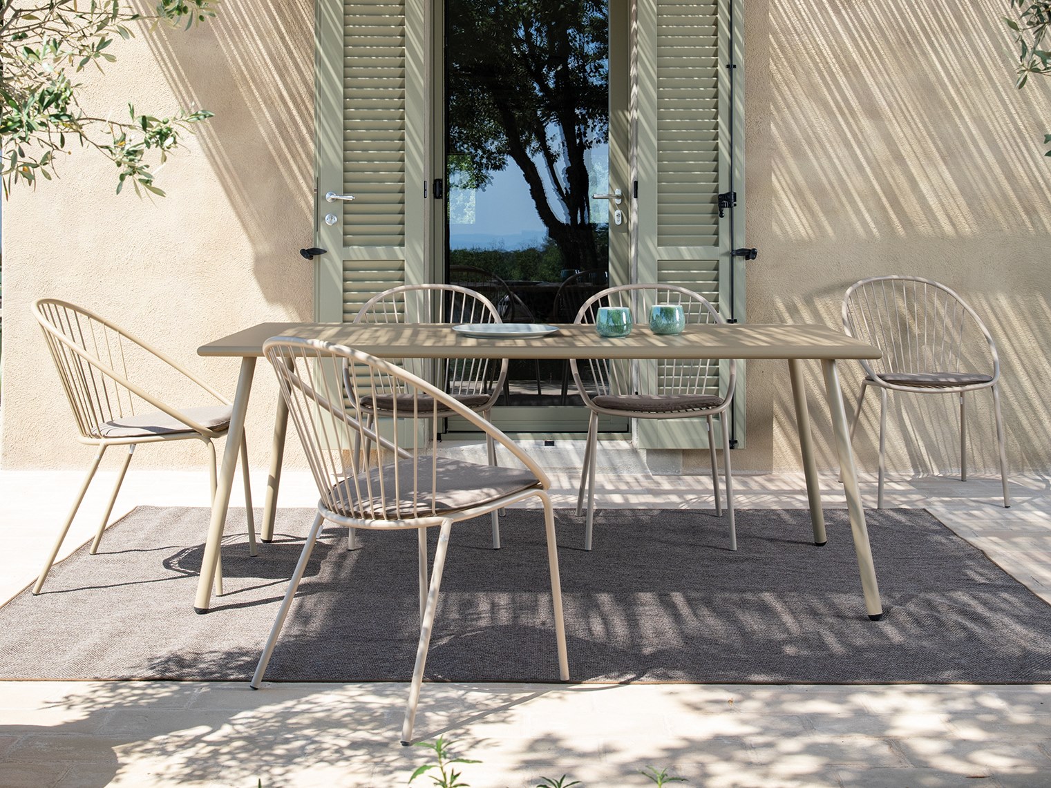ARIA Stackable metal chair with armrests By Vermobil