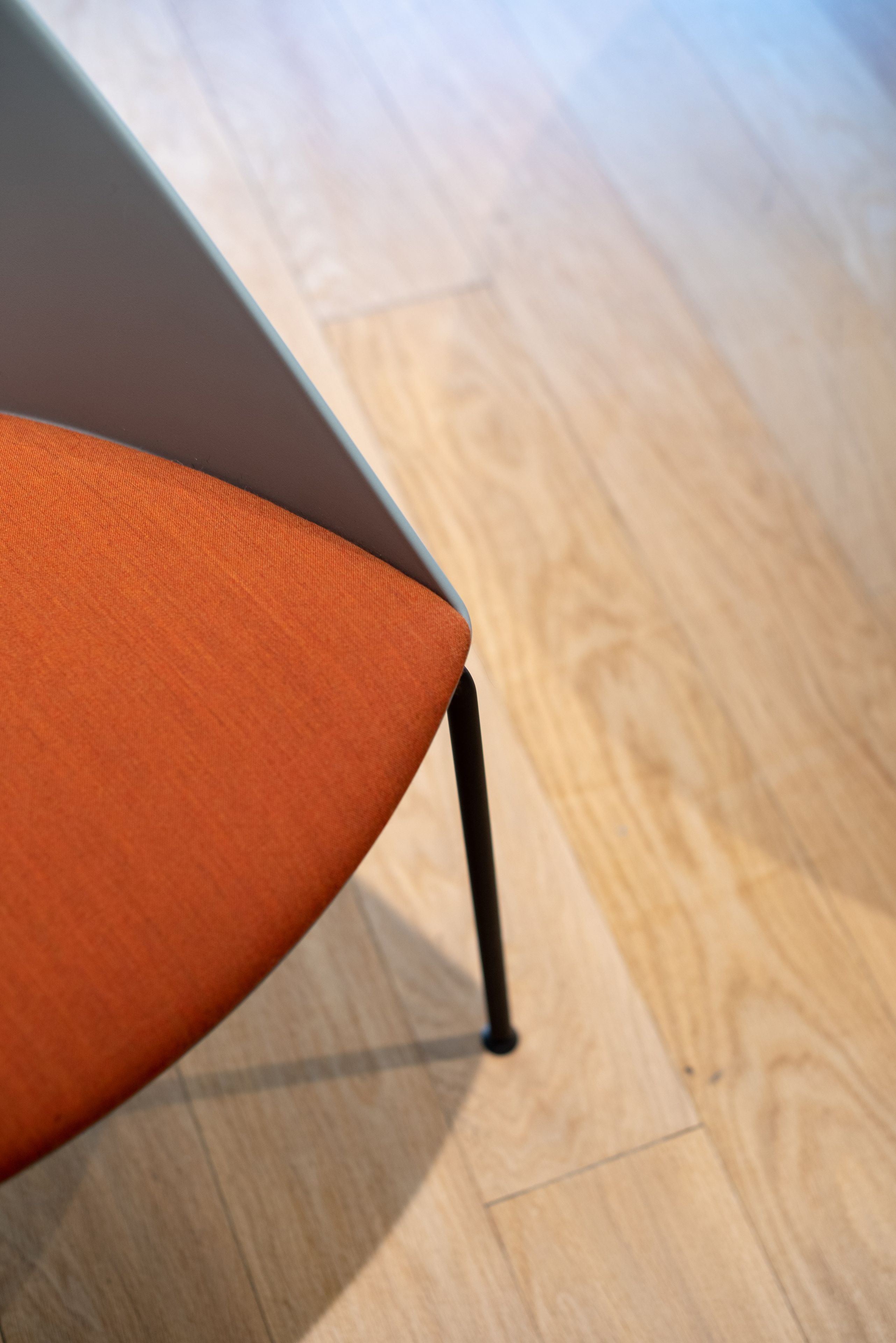 Silla de polipropileno con cojin integrado ARPER - CILA By In Stock