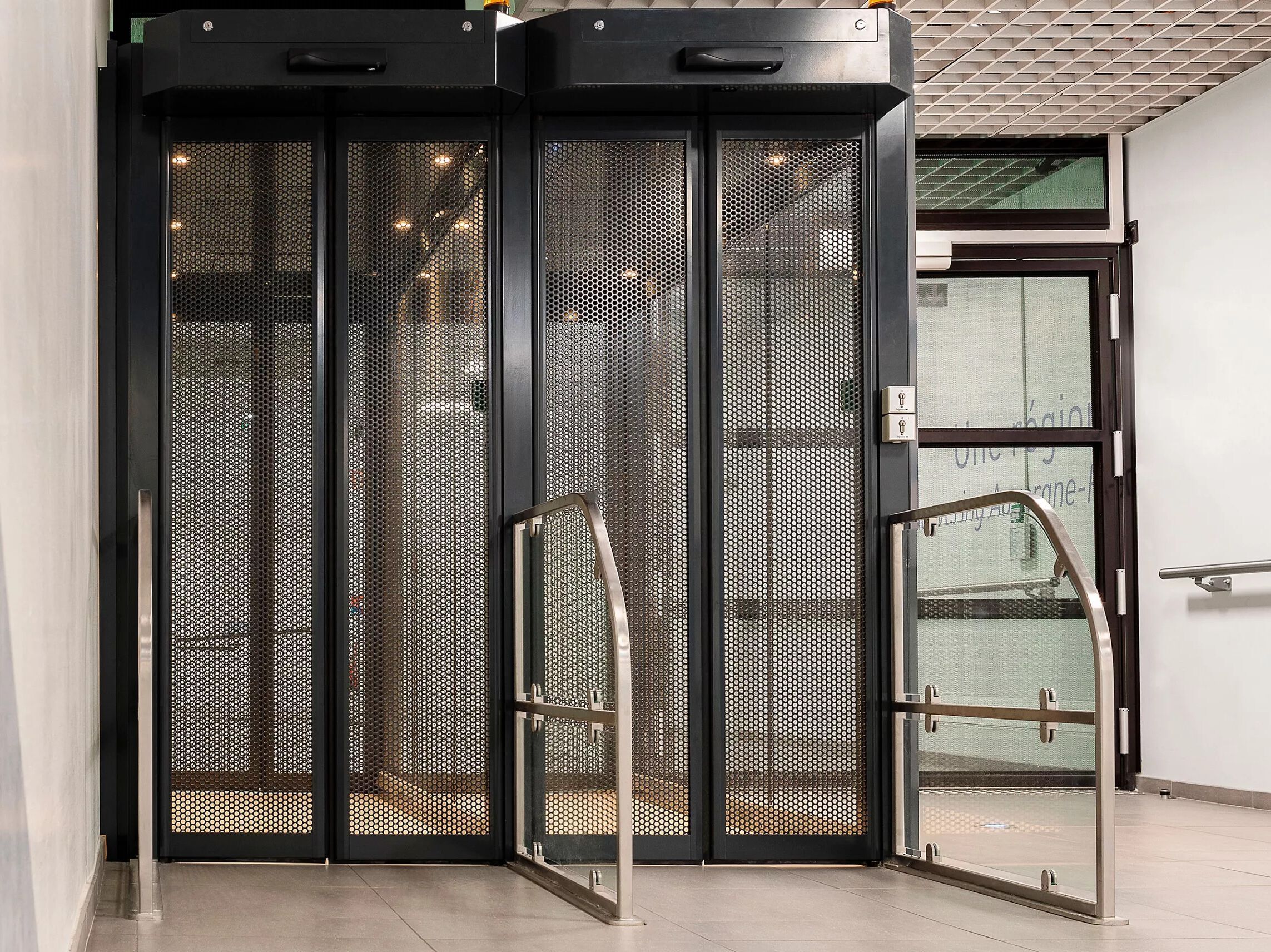 ASSA ABLOY EXIT LANE WIDE 转门 By ASSA ABLOY Entrance Systems