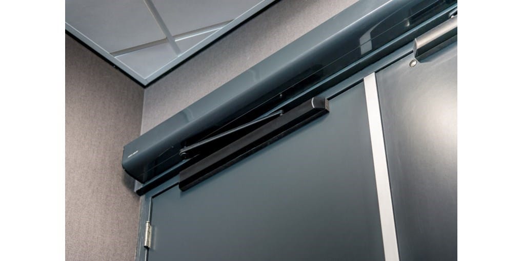 Porta con automatismi a battente classici ASSA ABLOY PowerSwing By ASSA ...