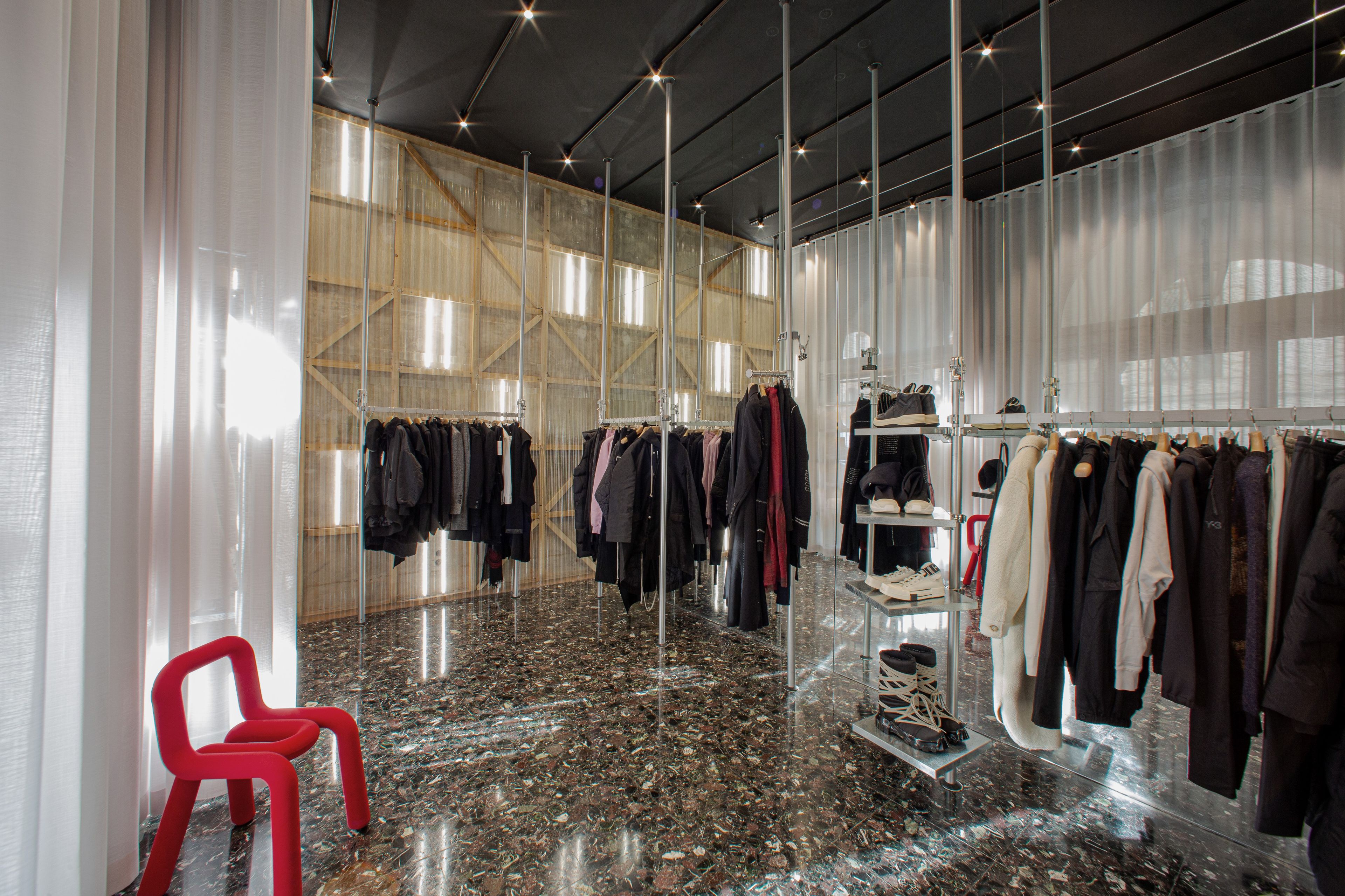 AUTOPOLE Modular retail display unit By ALU